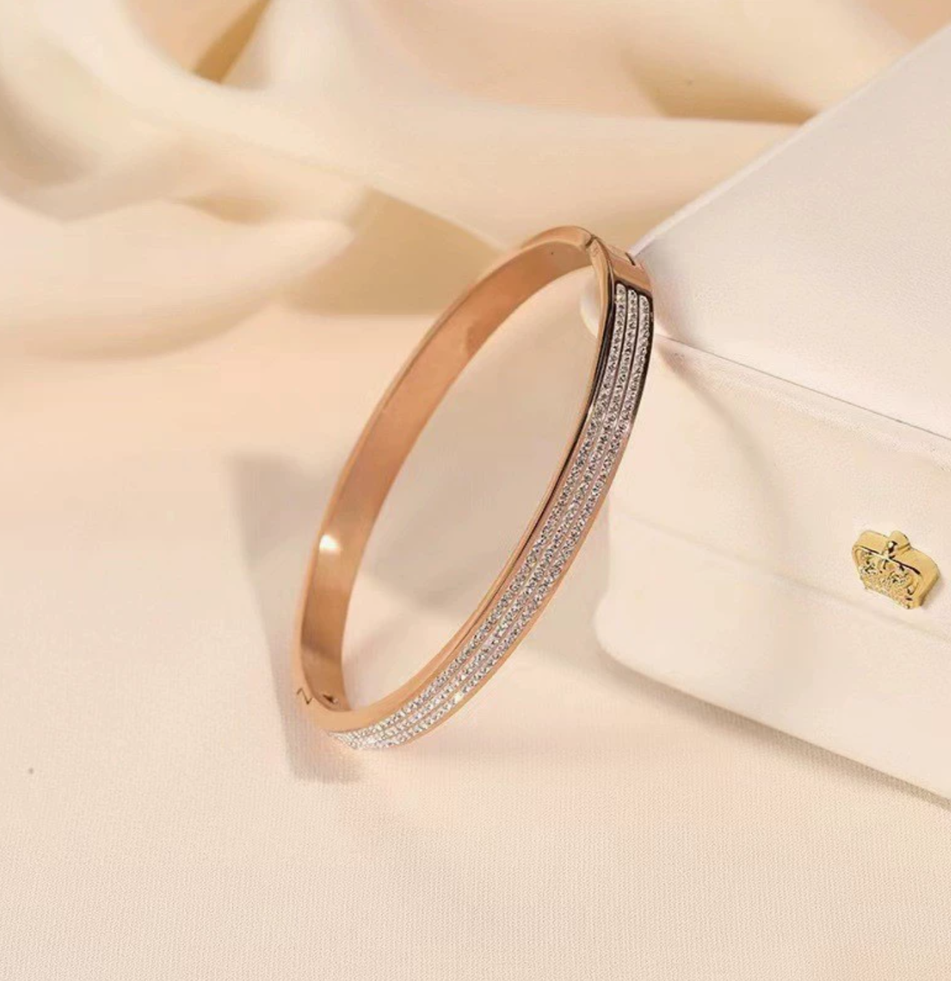 Жесткий браслет, стразы