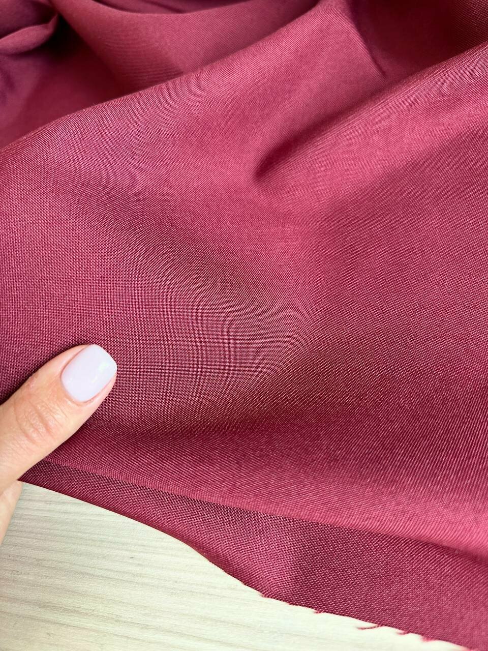 1,5 м. Габардин ткань костюмная для шитья одежды, штор, юбок и рукоделия. Цвет ягодный бордовый. Плотность 150 гр/м2. Ширина 150 см