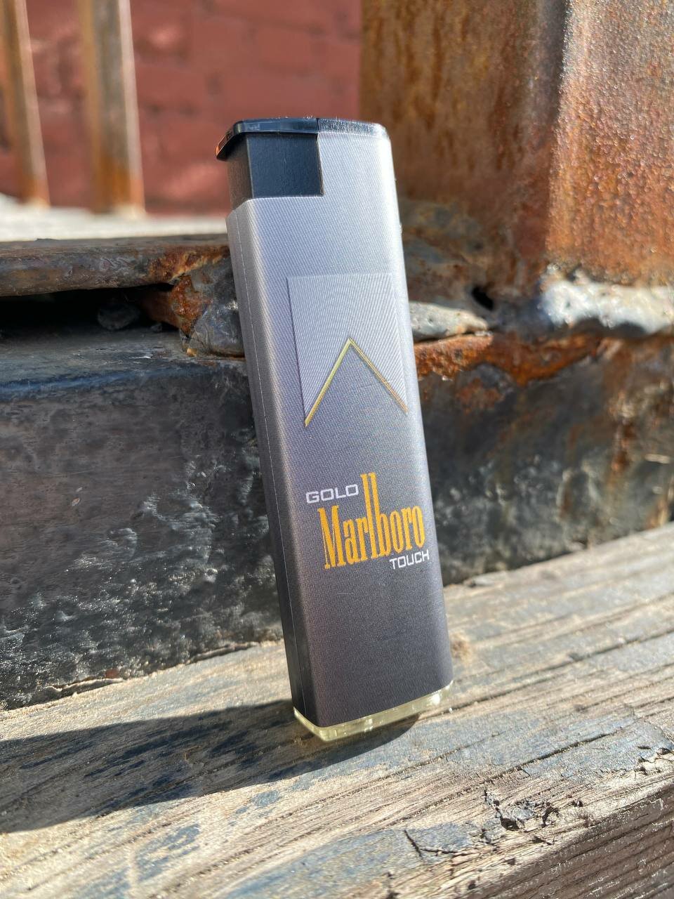 Газовая турбо зажигалка Marlboro Gold Touch (серия Мальборо) многоразовая и компактная, без газа