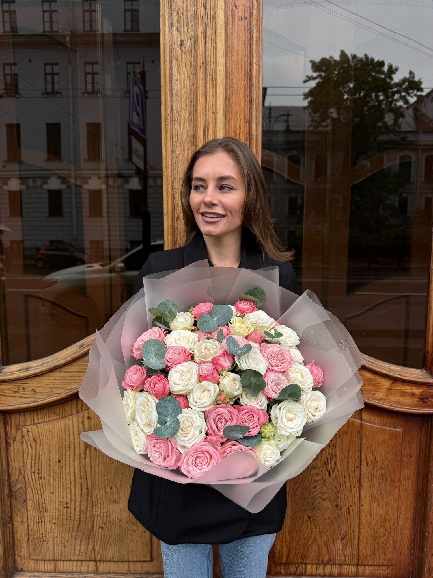 Букет сборный "M"пионовидный, розы белые/розовые, 35 шт, высота 40см