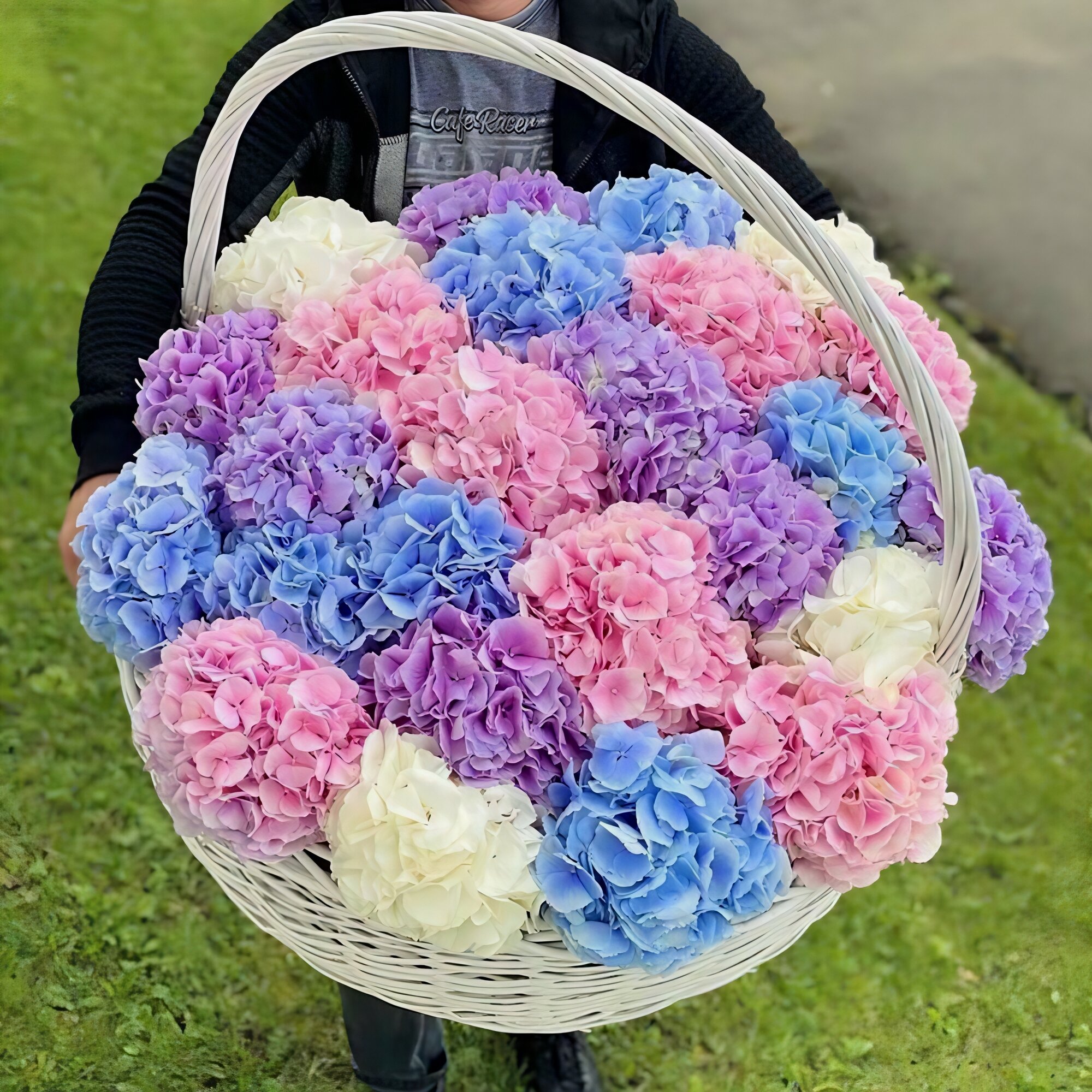Корзина из разноцветных гортензий 23 шт, красивая корзина премиум цветы премиум букет