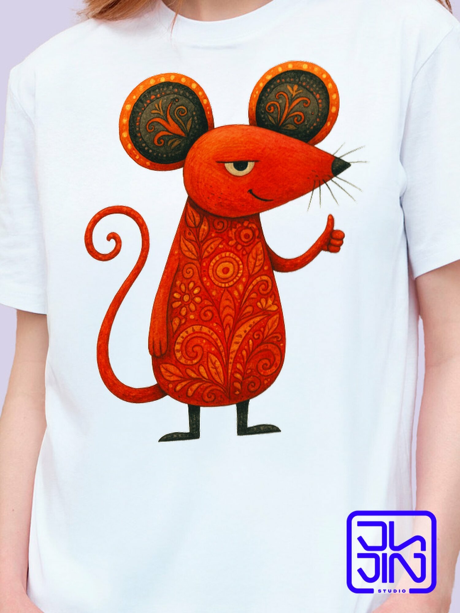 Футболка классическая женская с авторским принтом Веселая черно-красная мышь с выразительным взглядом и креативным рыжим узором, белый хлопковый трикотаж с прикольным рисунком на груди