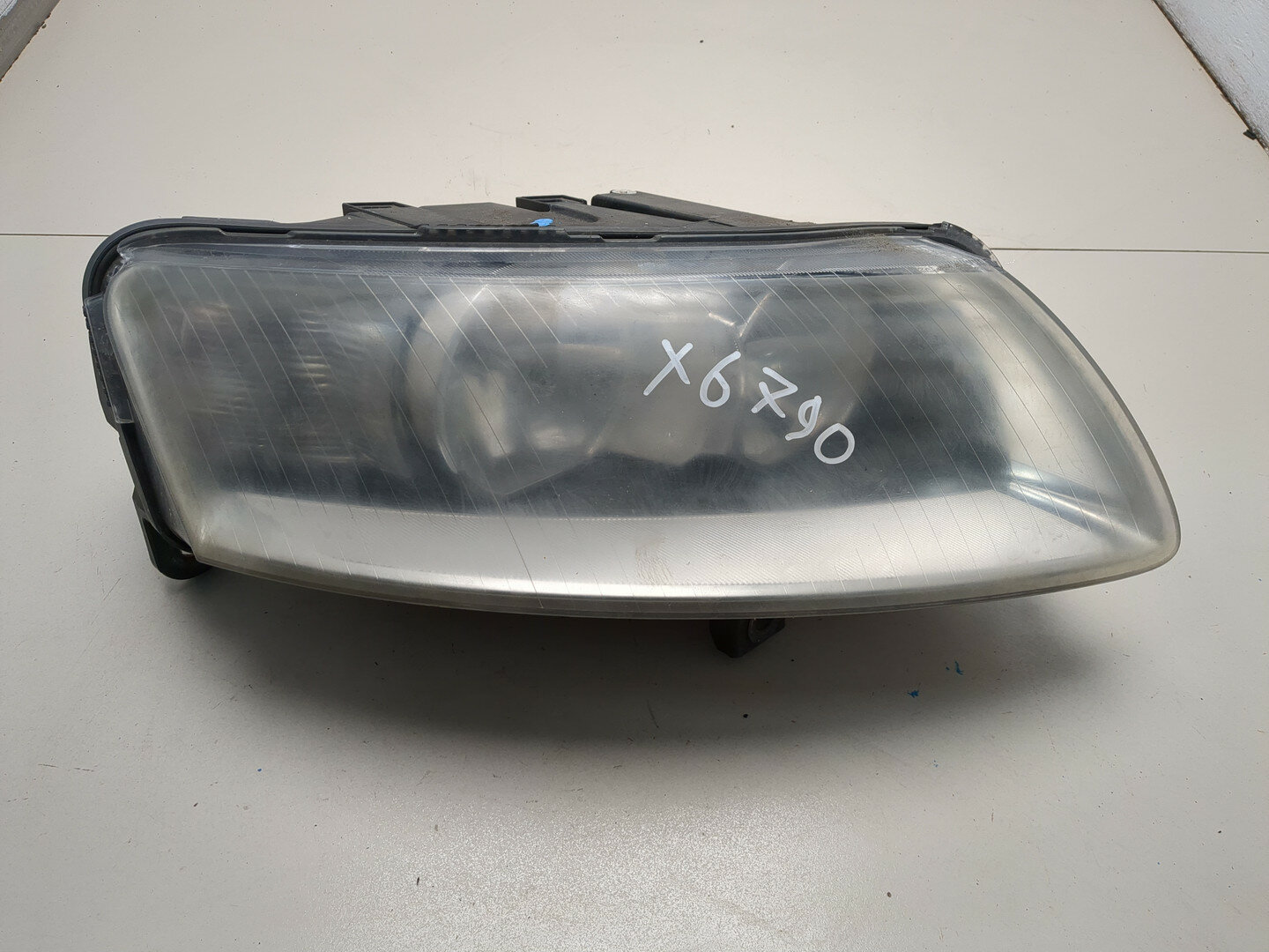 Фара (передняя) правая Audi A6 (C6) Б/У