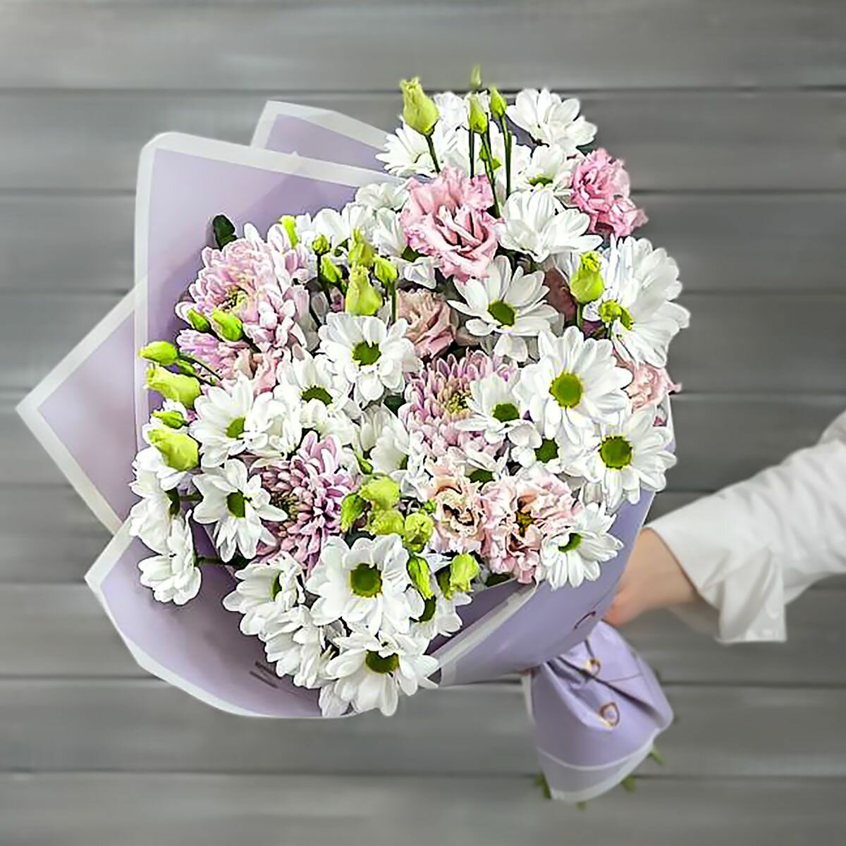 Букет из живых цветов хризантем и лизиантусов