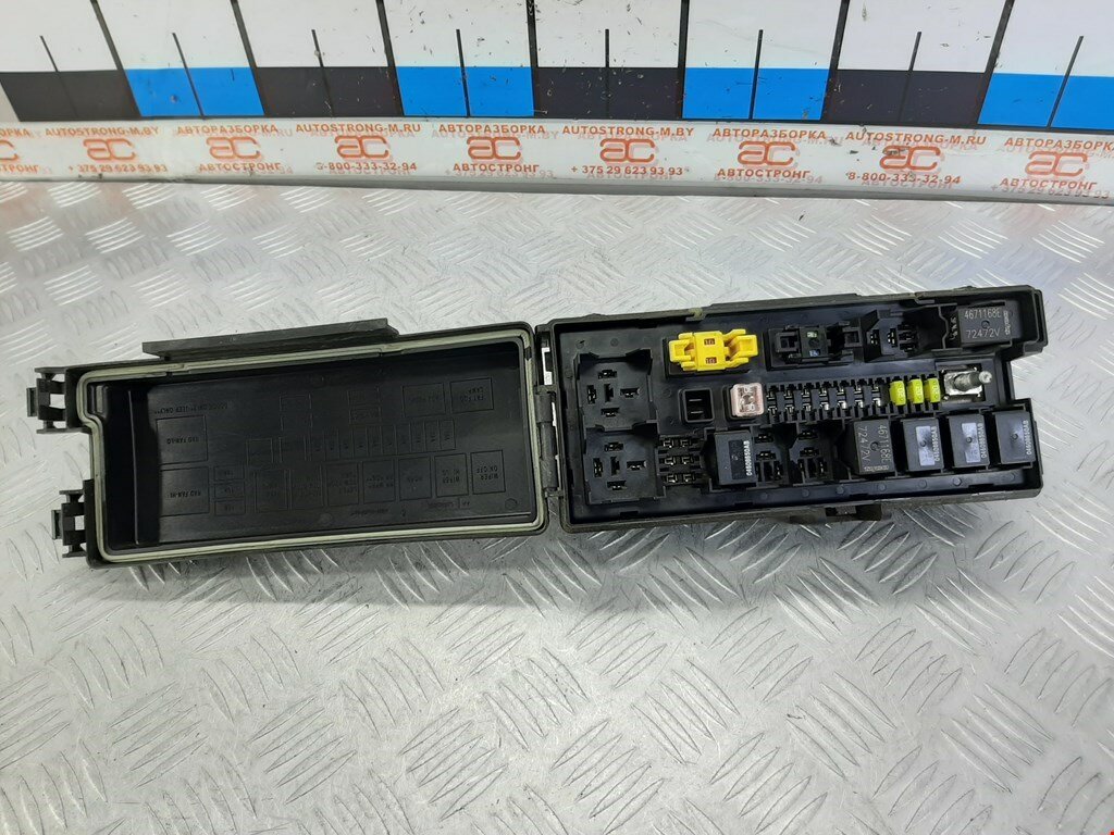 Блок предохранителей Jeep Commander 04692164AC арт. 716166