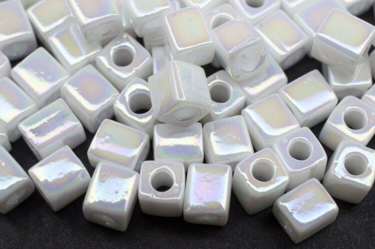 Бисер японский Miyuki Cube кубический 4мм #0402R белый радужный, 10 грамм