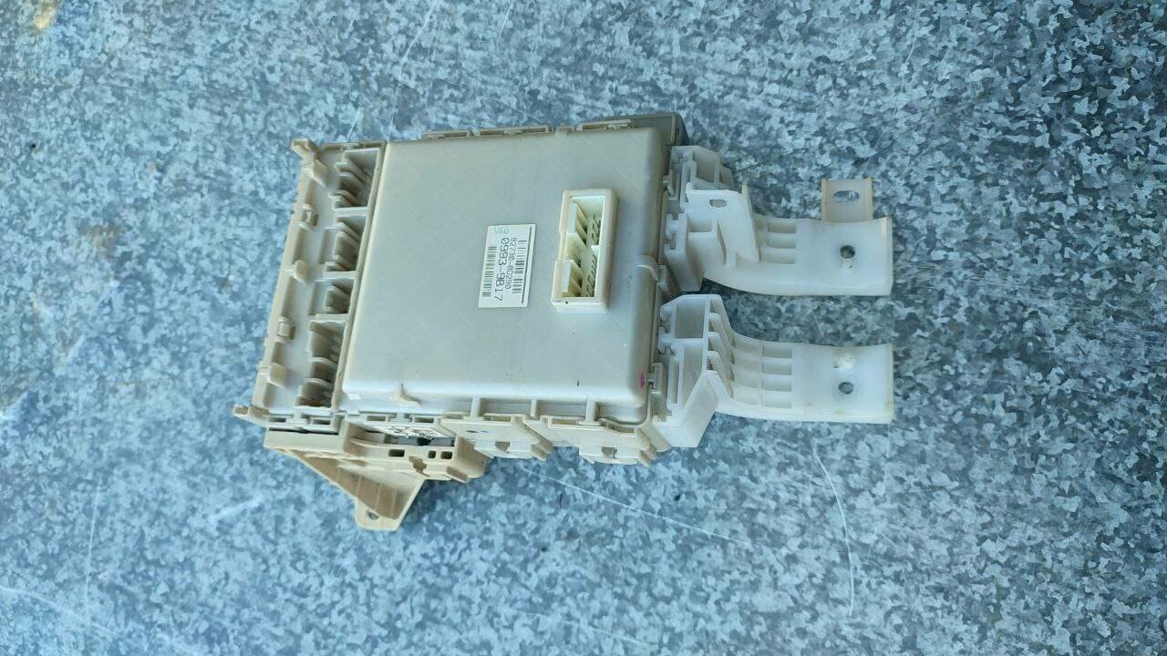 Блок предохранителей Toyota Yaris 827300D290