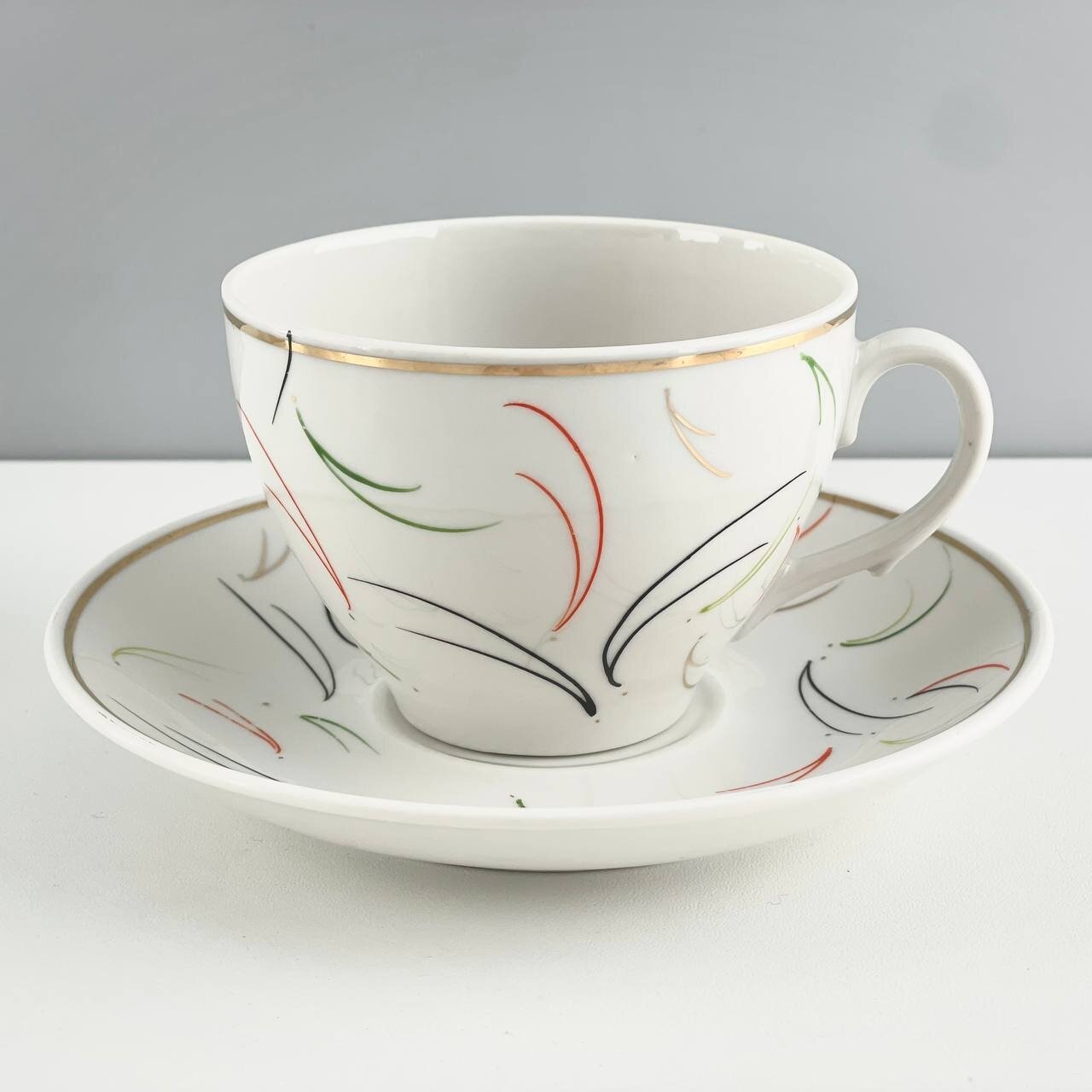 Винтажная чайная пара "Цветные веточки". Советский минимализм. Фарфор Пролетарий, роспись, золочение. СССР, 1960-е.