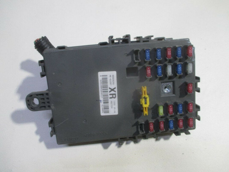 Блок предохранителей салонный 96826281 XR AK62287 Шевроле Авео Т250 - дефект сколs пластика