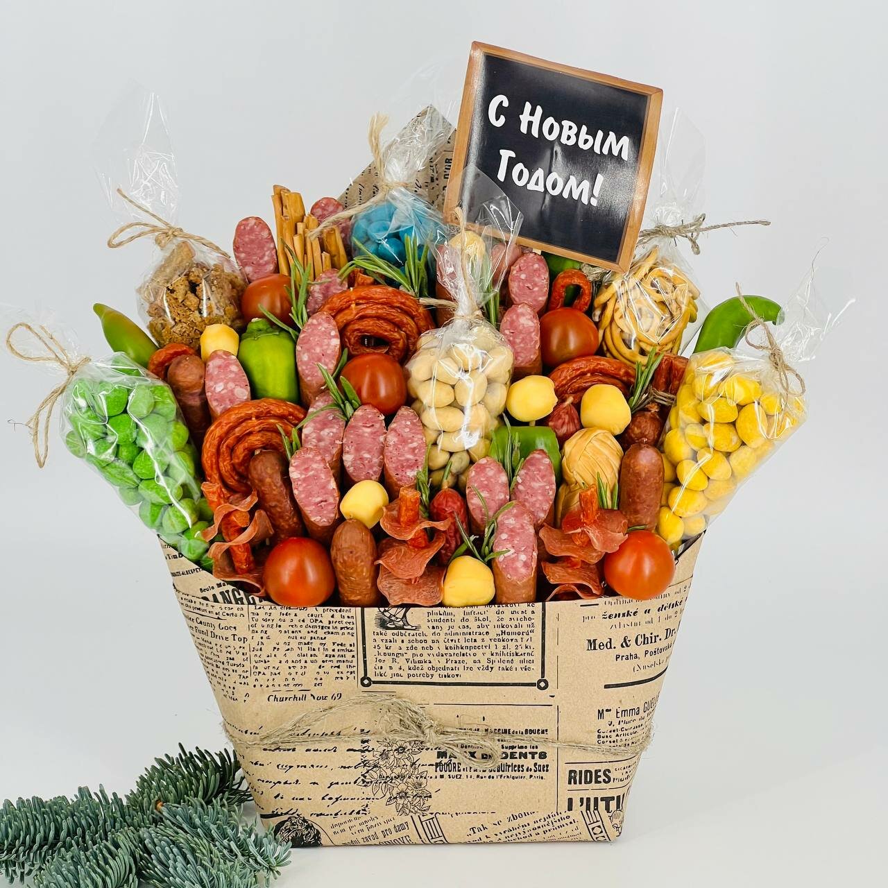 Подарок на новый год, букет из колбасы и закусок в конверте