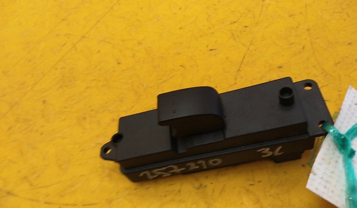 Кнопка стеклоподъемника 3 (BK) Mazda BP4L66380