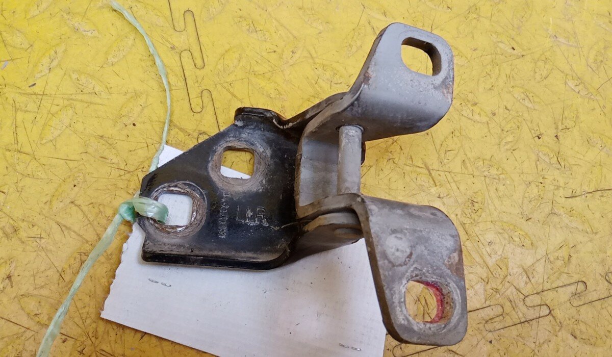 Петля двери задней левой нижняя Sebring/Dodge Stratus Chrysler 4880013AE