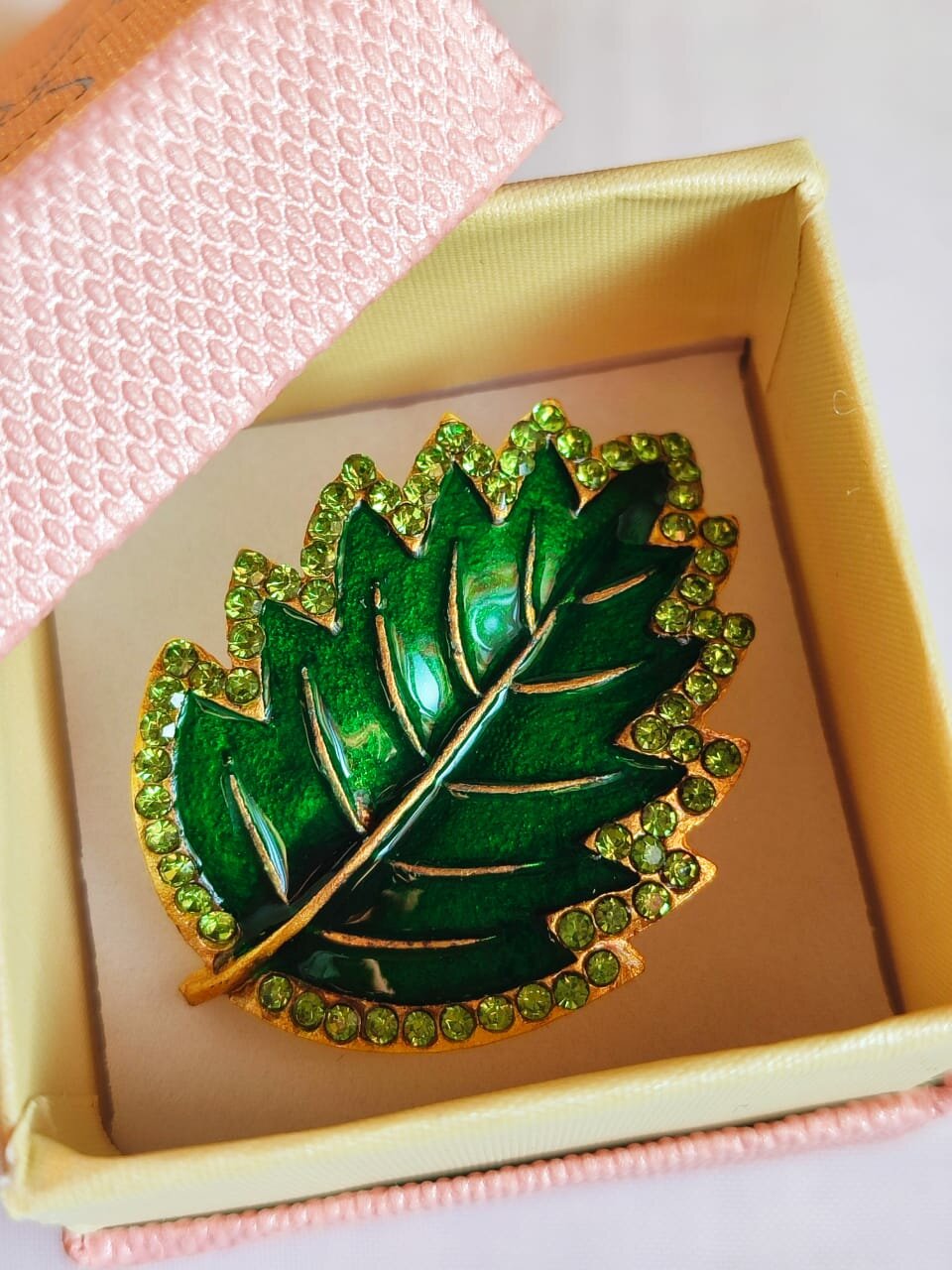 Брошь, эмаль, стразы