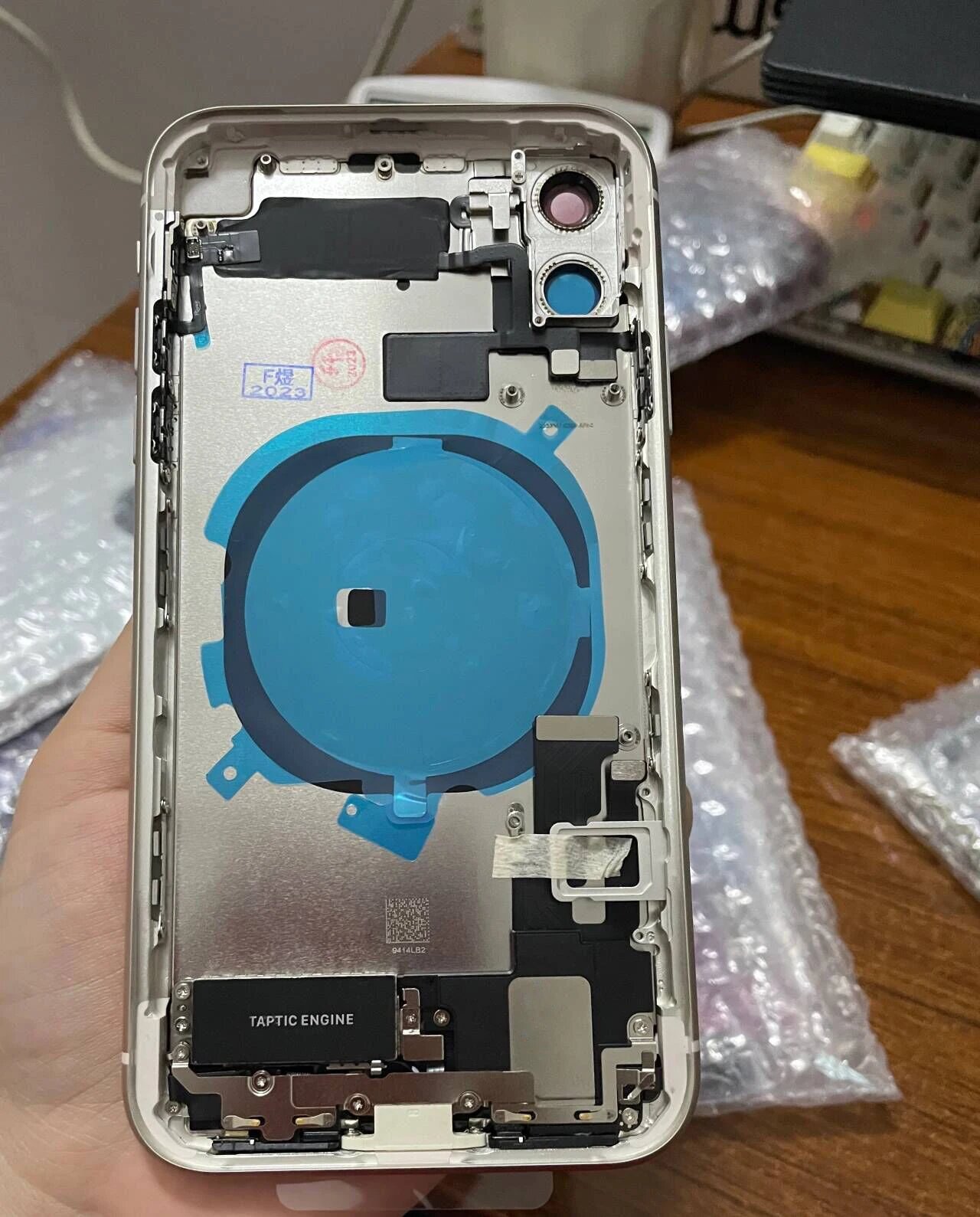 Для iPhone 11, задняя крышка аккумулятора, средний корпус, лоток для SIM-карты, боковой ключ в сборе, установка кабеля в мягком корпусе + инструмент For White