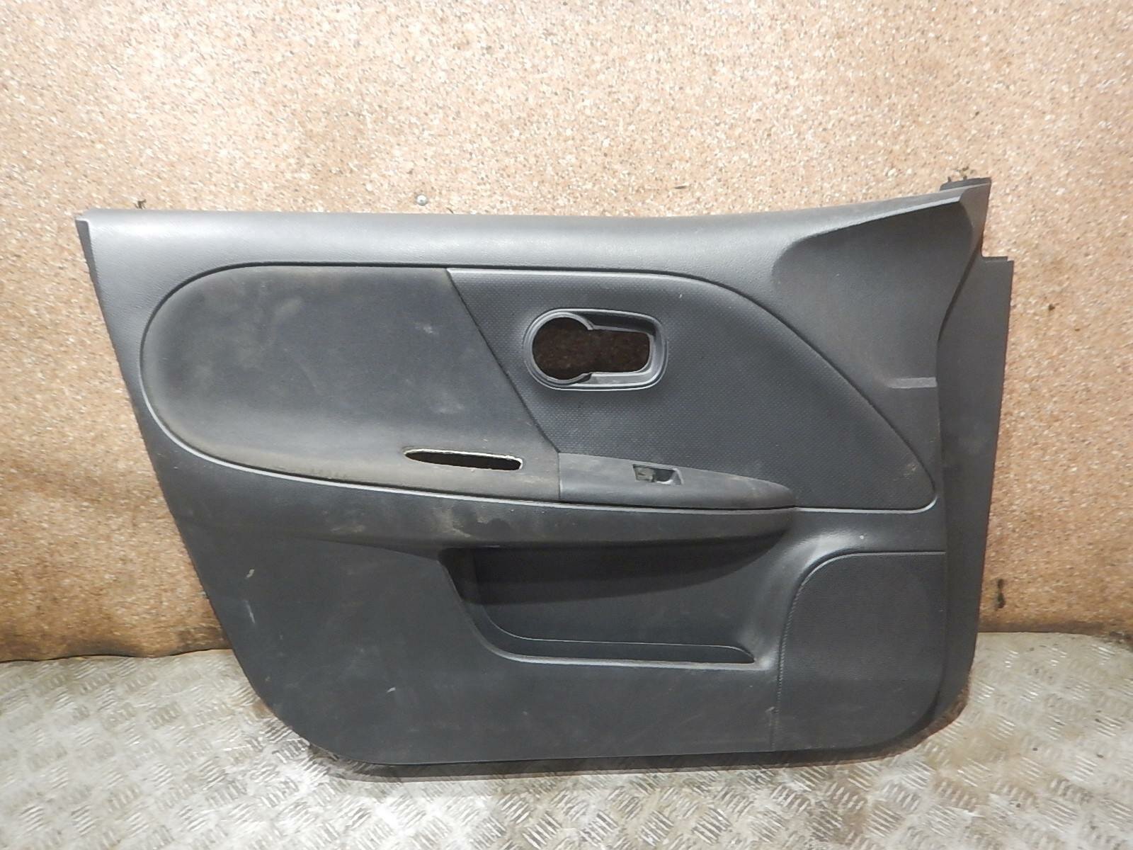 Б/У Обшивка двери передней левой, Nissan (Ниссан)-NOTE (E11) (06-) NISSAN NOTE (E11) (06-) Потертости. 470009 NISSAN арт...