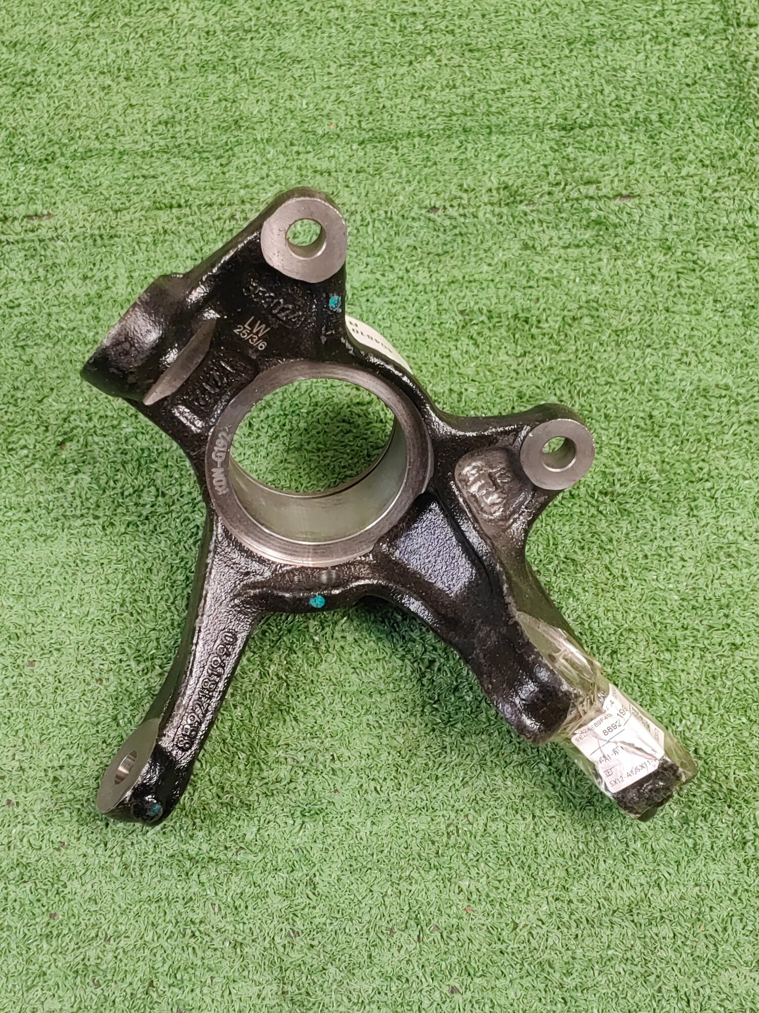 GEELY Кулак поворотный передний правый Geely Coolray 4048101900