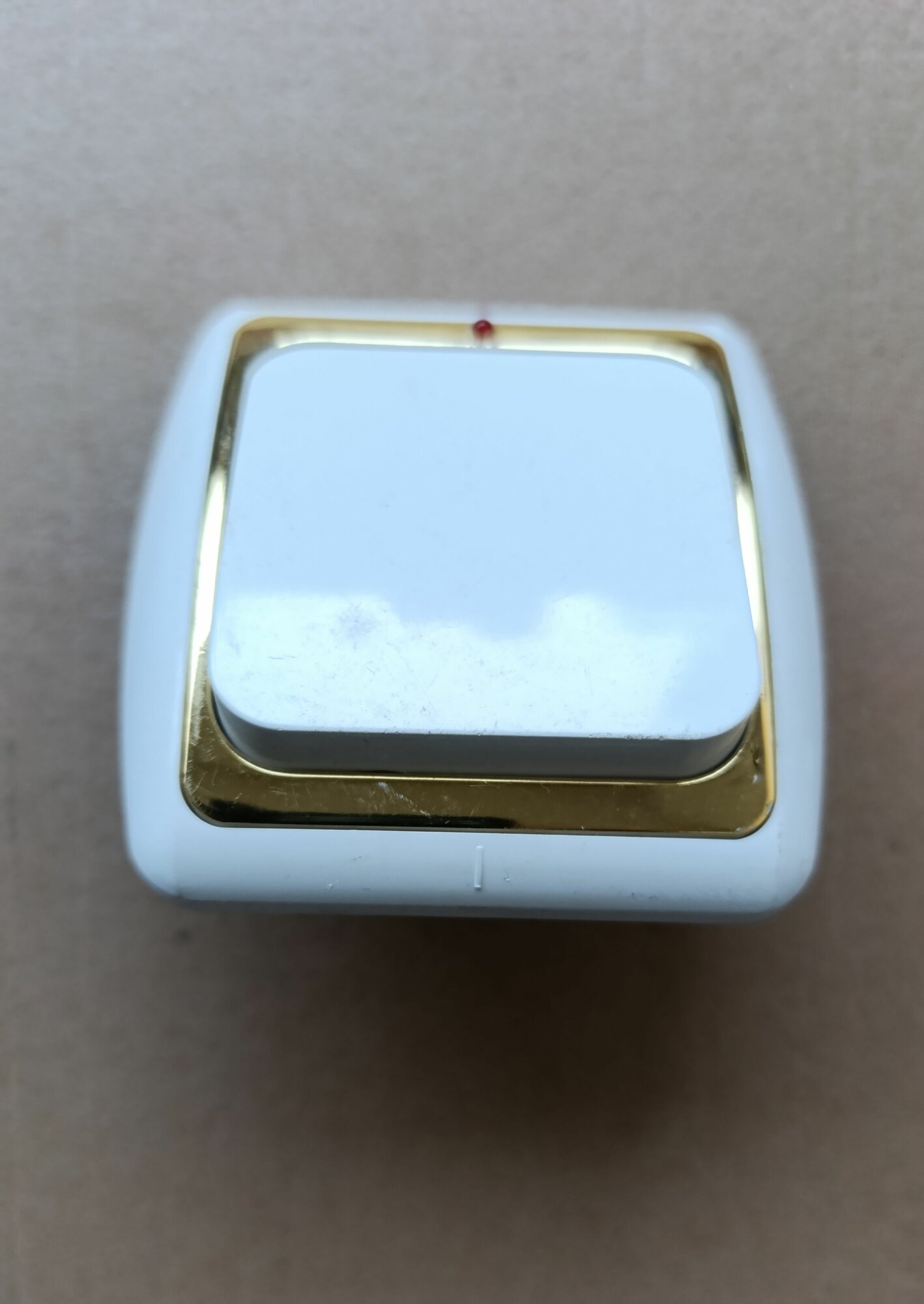 Выключатель одноклавишный белый с золотой окантовкой с индикацией (2 шт)