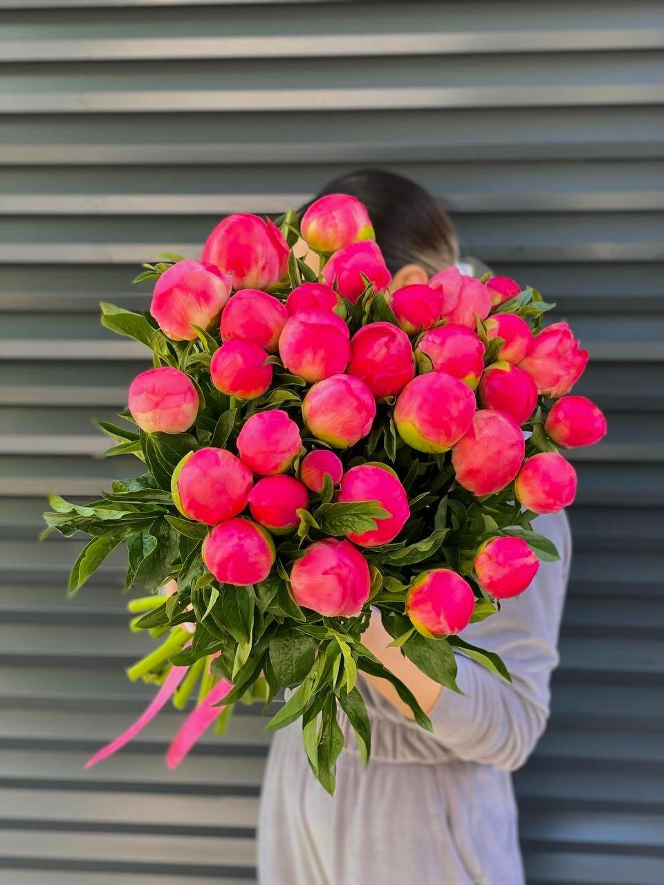 Букет wowflo "Коралловые пионы", 9 цветов, высота букета 55см