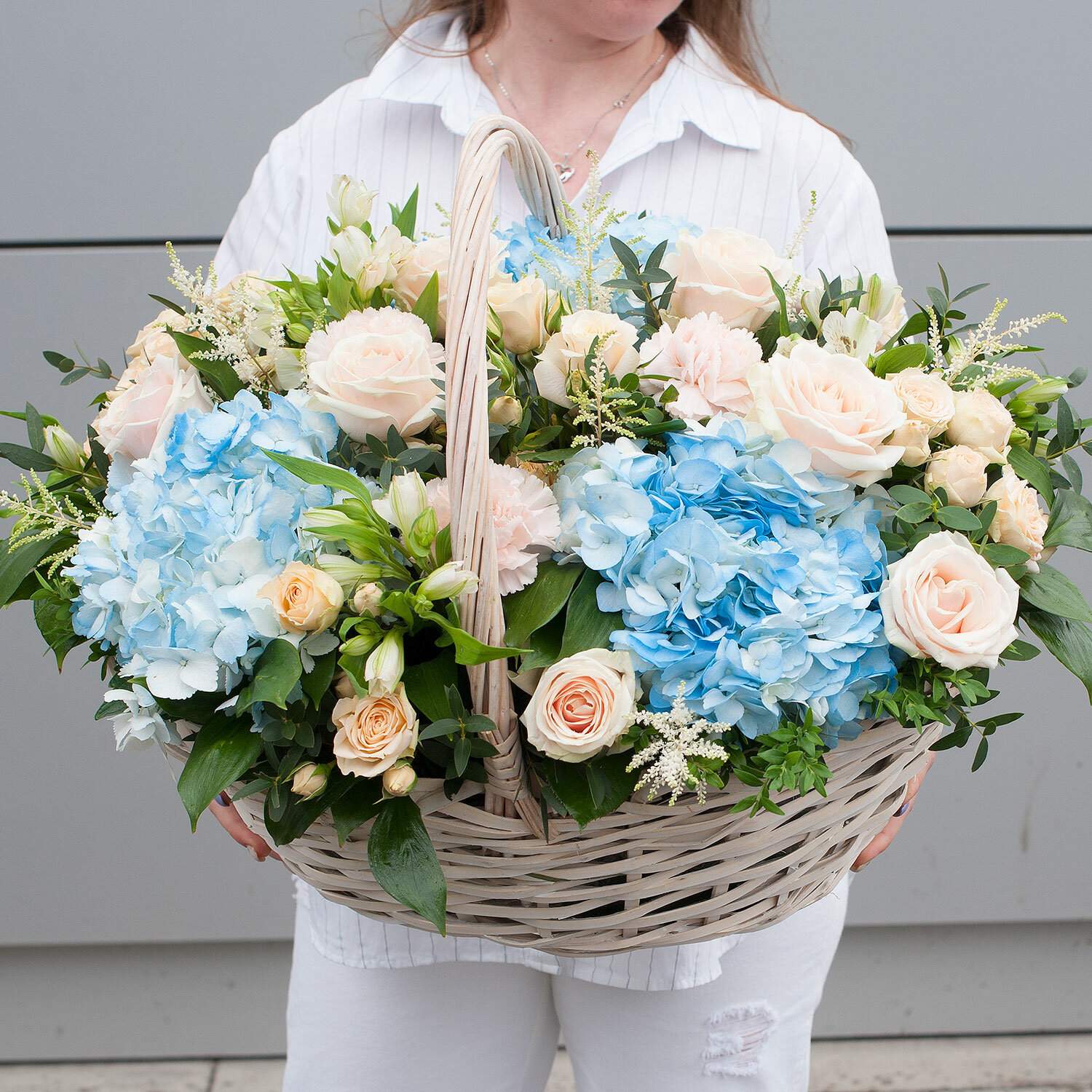 Корзина из гортензий, роз, гвоздик и других цветов "Шампейн"