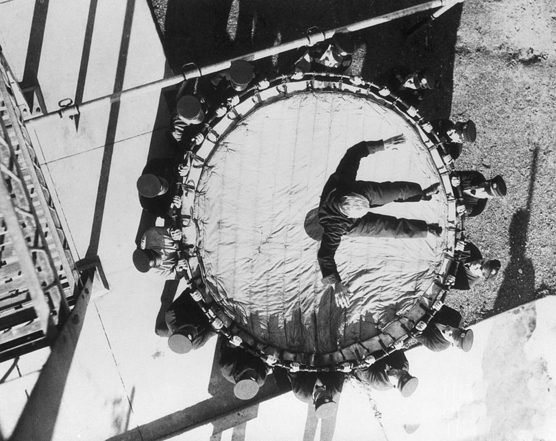 Плакат, постер тренировка пожарных на холсте, размер 21х30см