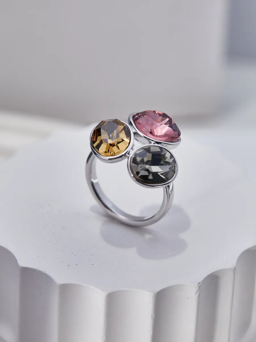Кольцо, кристалл, циркон, кристаллы Swarovski, фианит, безразмерное, белый, серый, красный, желтый, бежевый — фото 1