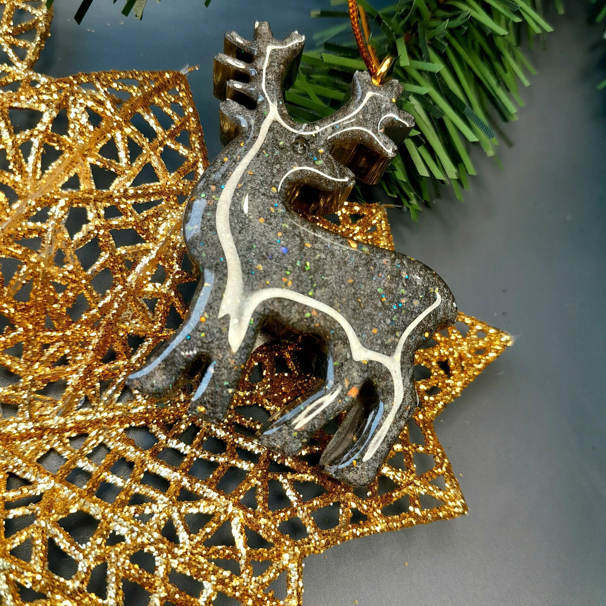 Олень, елочная игрушка, ручная работа, из эпоксидной смолы