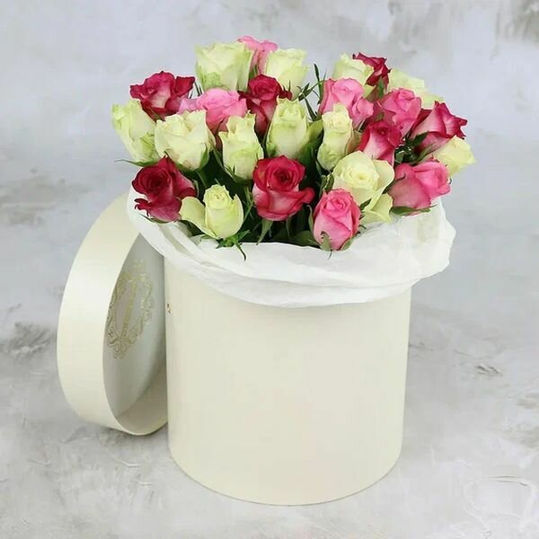 Букет из 25 белых розовых роз в коробке 40см от Букет Маркет