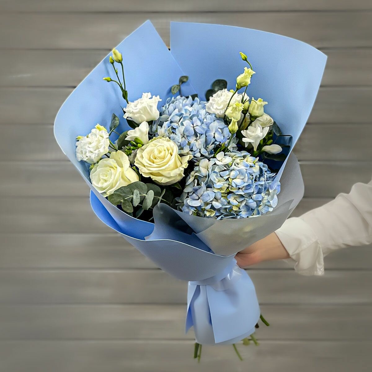 Букет из живых цветов роз, эустом и гортензий