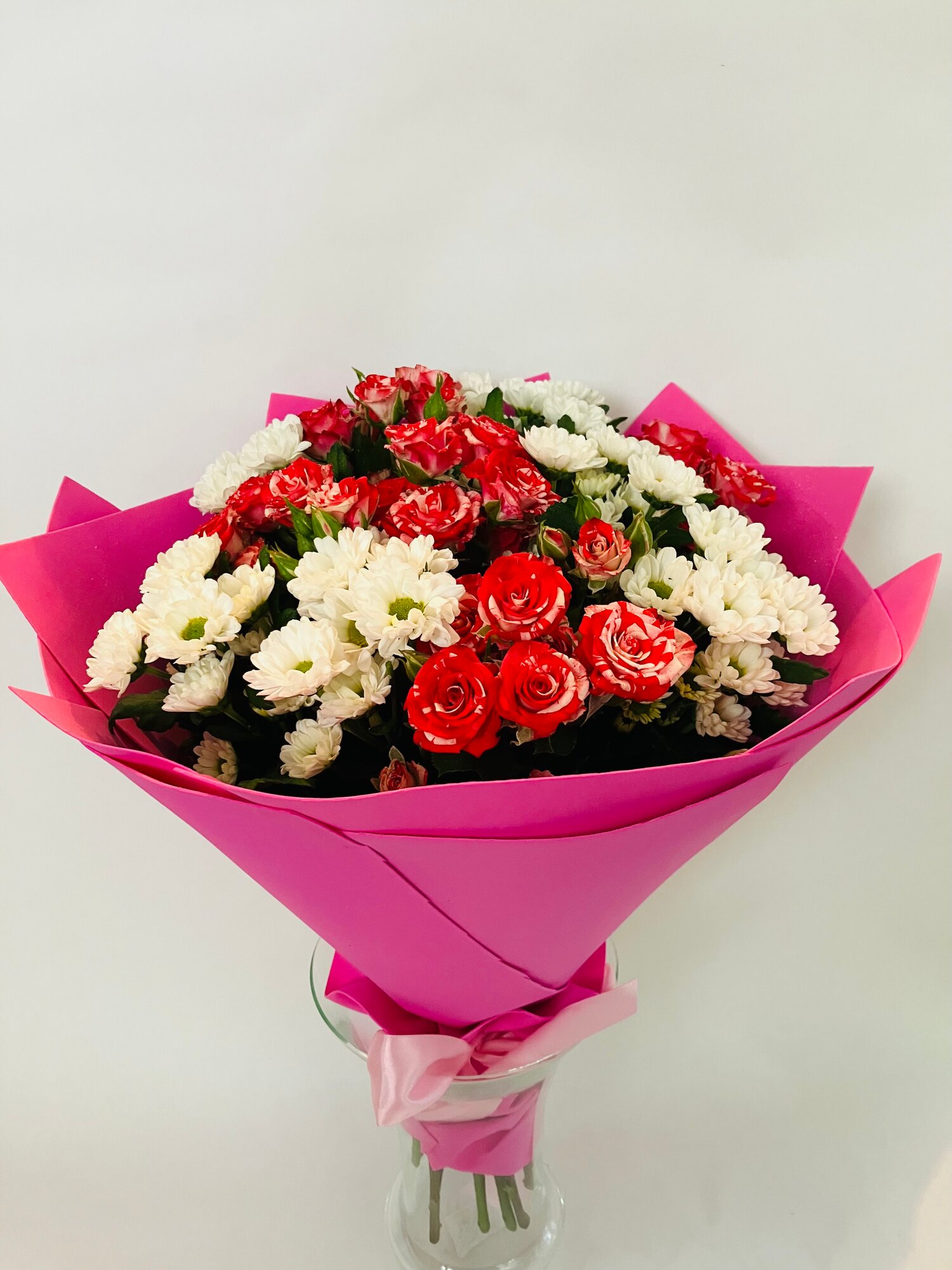 Букет из кустовых роз Фейерверк и белой Хризантемы сантини Росси, в розовой , дизайнерской упаковке, атласный бант.