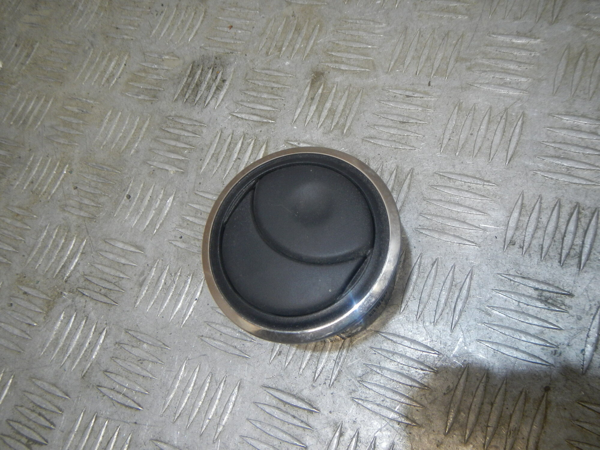 Б/У Дефлектор воздушный, Renault (Рено)-LOGAN (14-) RENAULT LOGAN (14-) Потертости. 546776 RENAULT арт. 687607294R