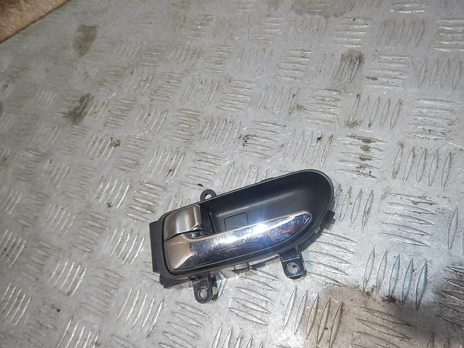 Б/У Ручка двери внутренняя левая, Nissan (Ниссан)-TEANA (J31) (06-08) NISSAN TEANA (J31) (06-08) Без видимых повреждений...