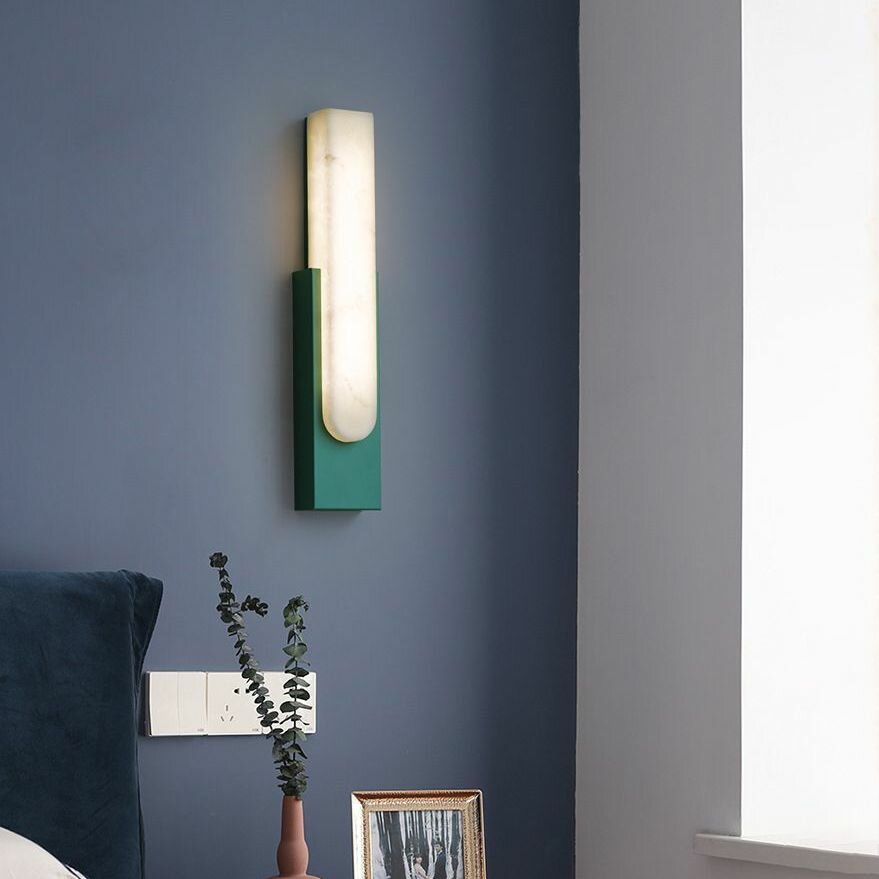 Простой длинный настенный светильник с имитацией мрамора