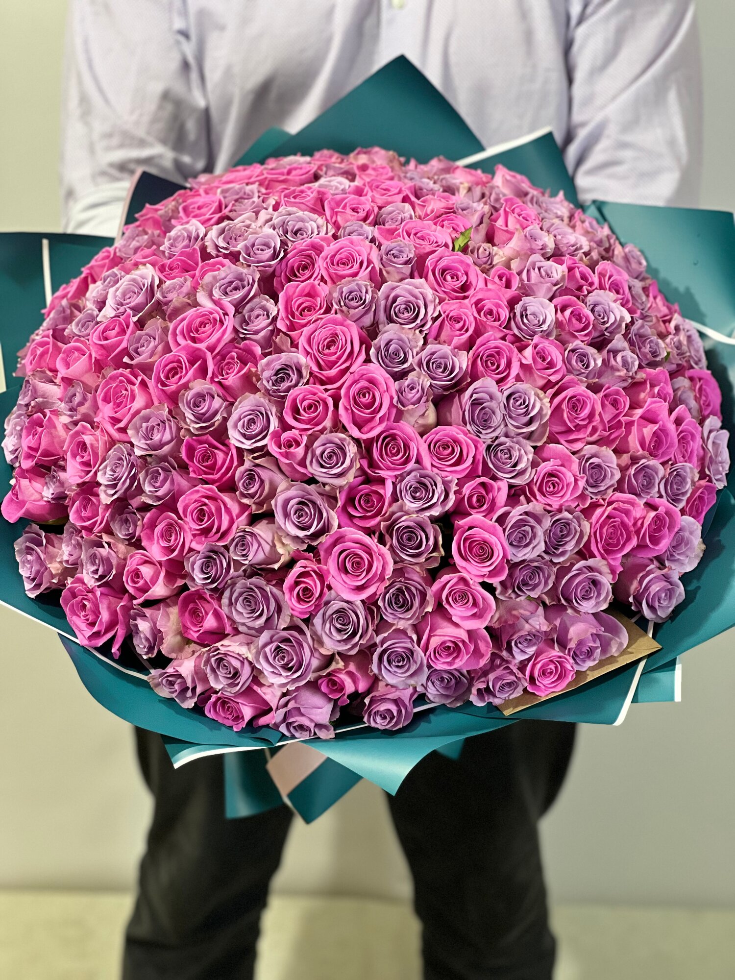 Монобукет Lavieflowers "201", розы, 40 см, дизайнерская упаковка