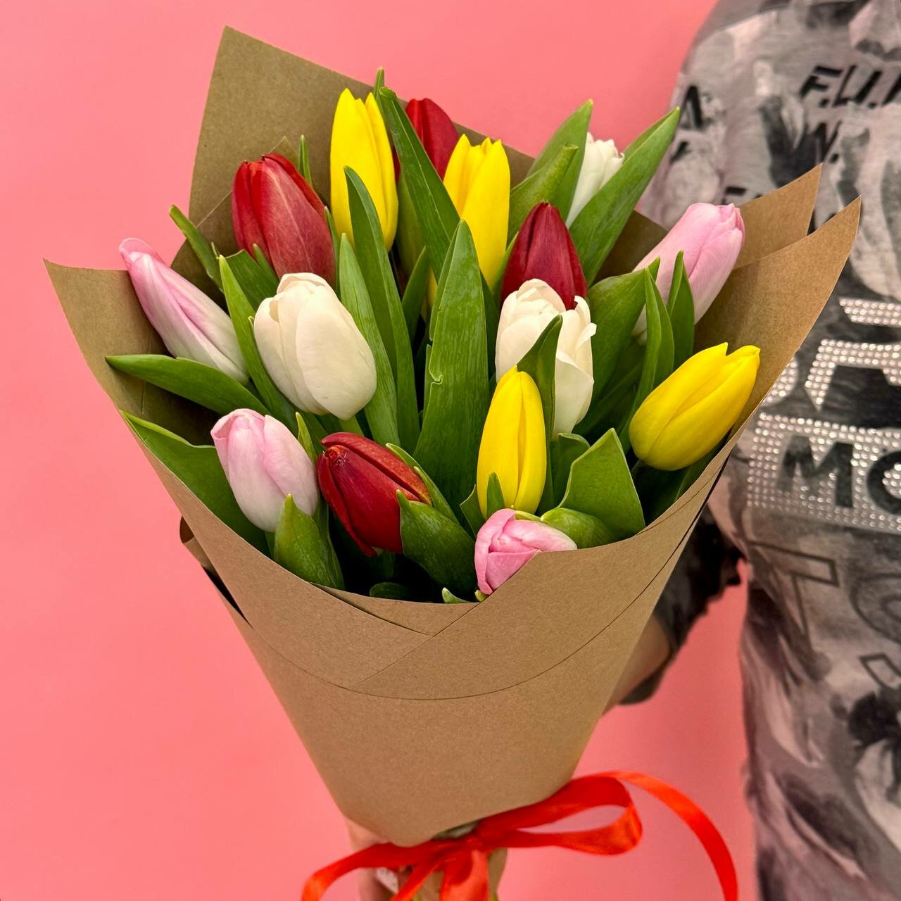 Букет тюльпанов "Весна", монобукет, 15 цветов, высота 40 см, упаковка крафтовая бумага, атлас