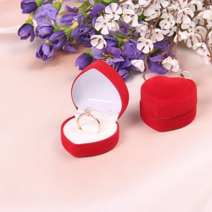 Футляр для кольца КНР бархатный "Сердце с рамкой из точек" 5х5 см, цвет красный