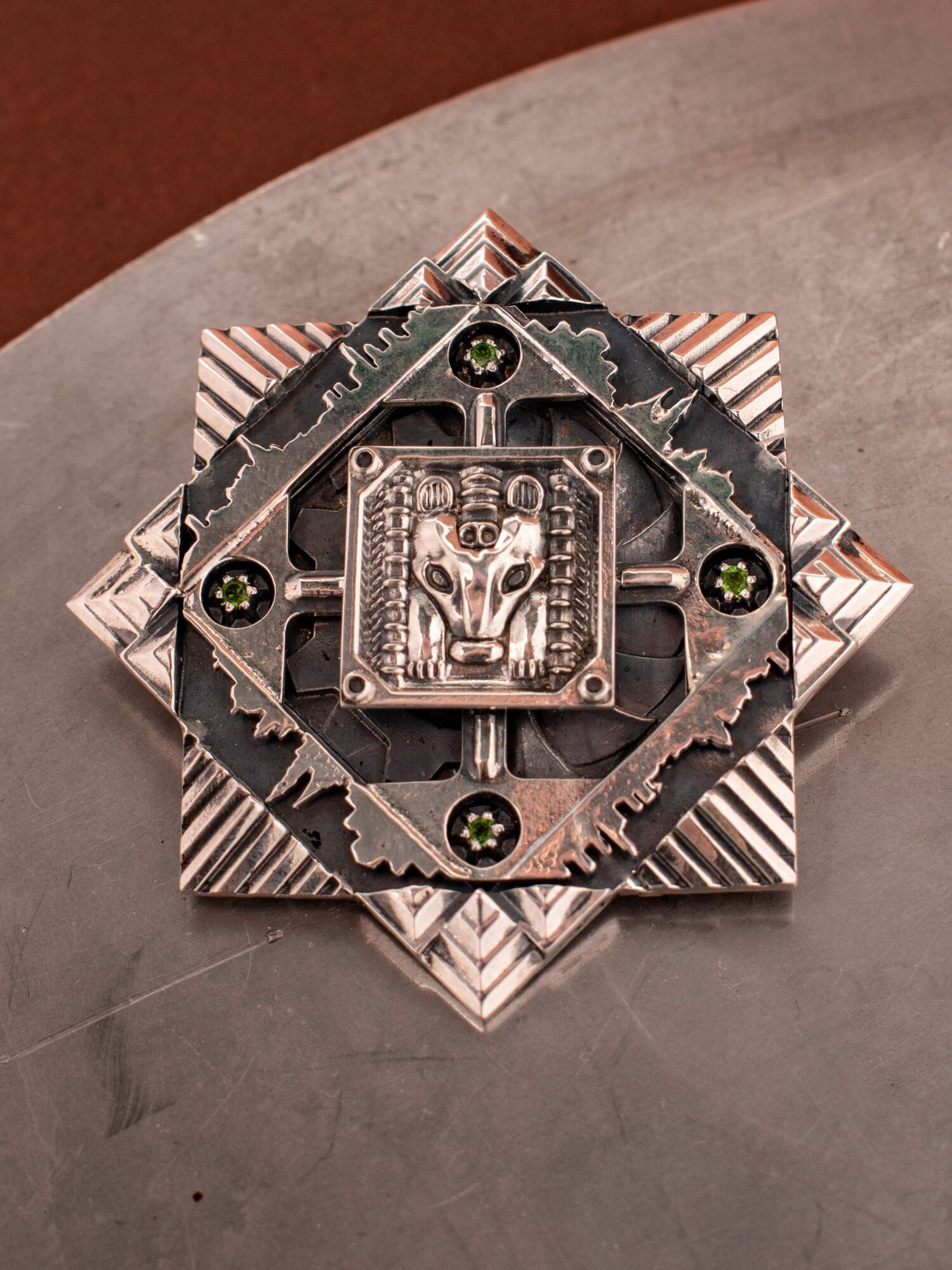 Брошь Сереброника, серебро, 925 проба, чернение, хромдиопсид, бронзит