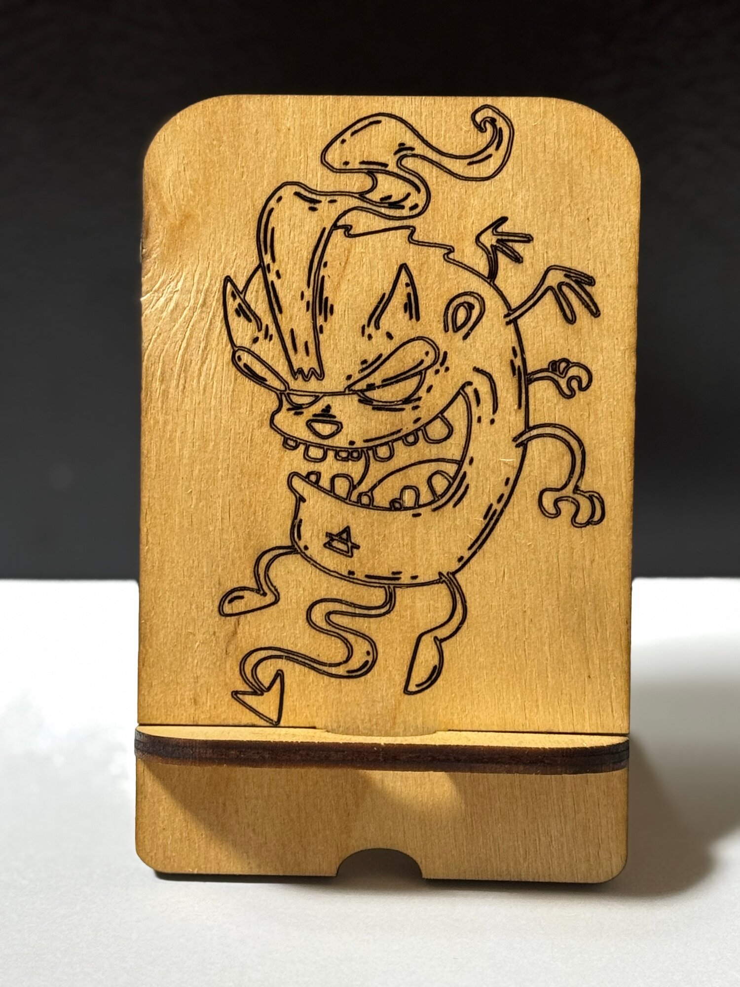 Деревянная подставка для мобильного телефона Демон