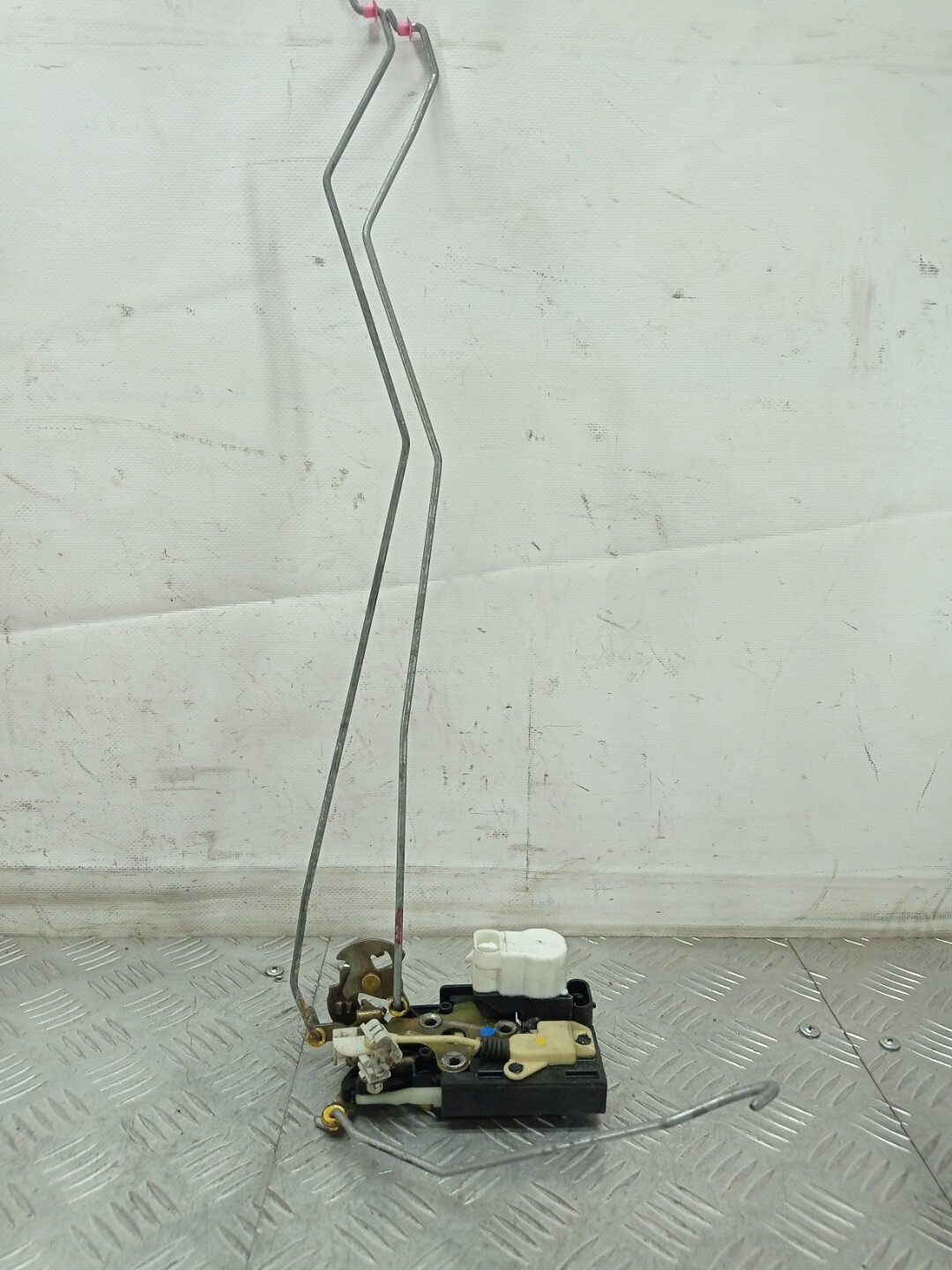 Замок двери передней левой Chevrolet Alero 2000 16637709