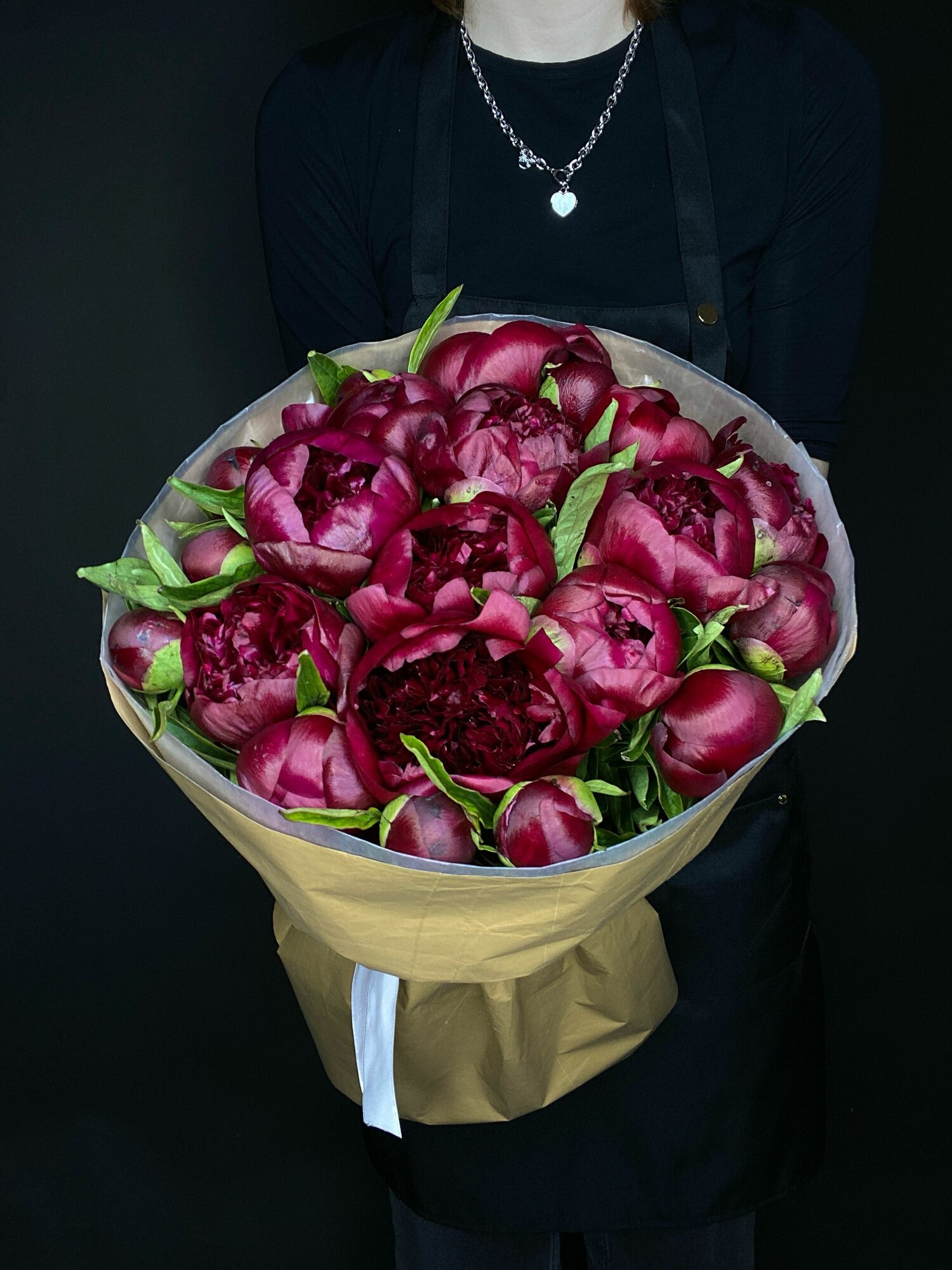 Бордовые пионы