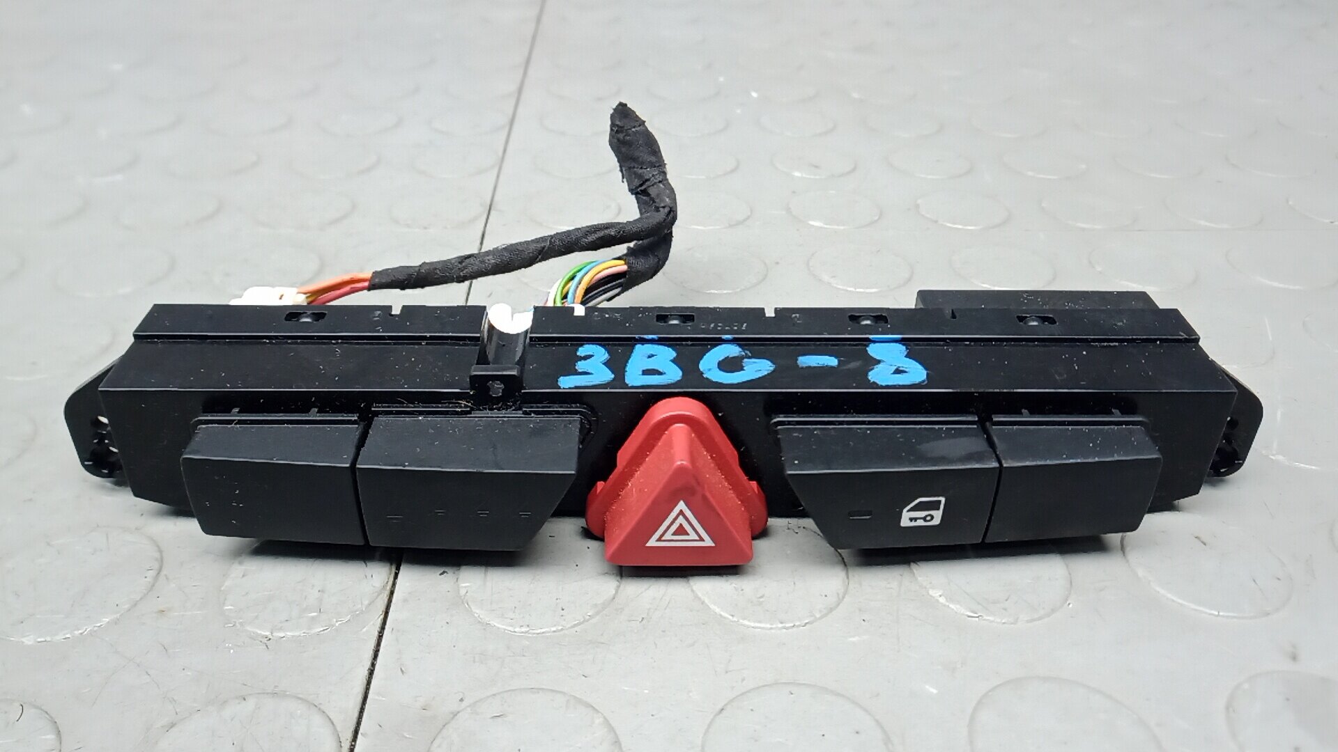 Кнопка аварийки KIA CEE'D 1