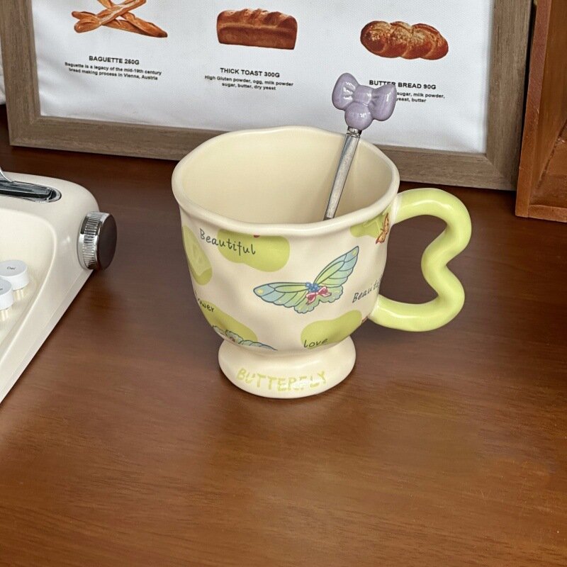 Красивая керамическая кружка с бабочкой — практичный подарок на день рождения для вашей лучшей подруги, упакованная в подарочную коробку.