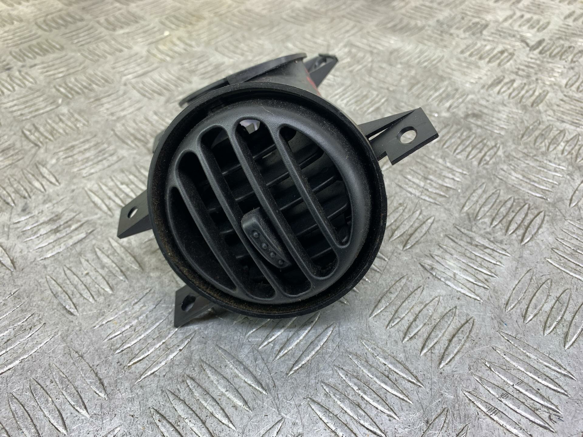 Дефлектор обдува салона передний правый Hyundai Coupe 1996 9749127000