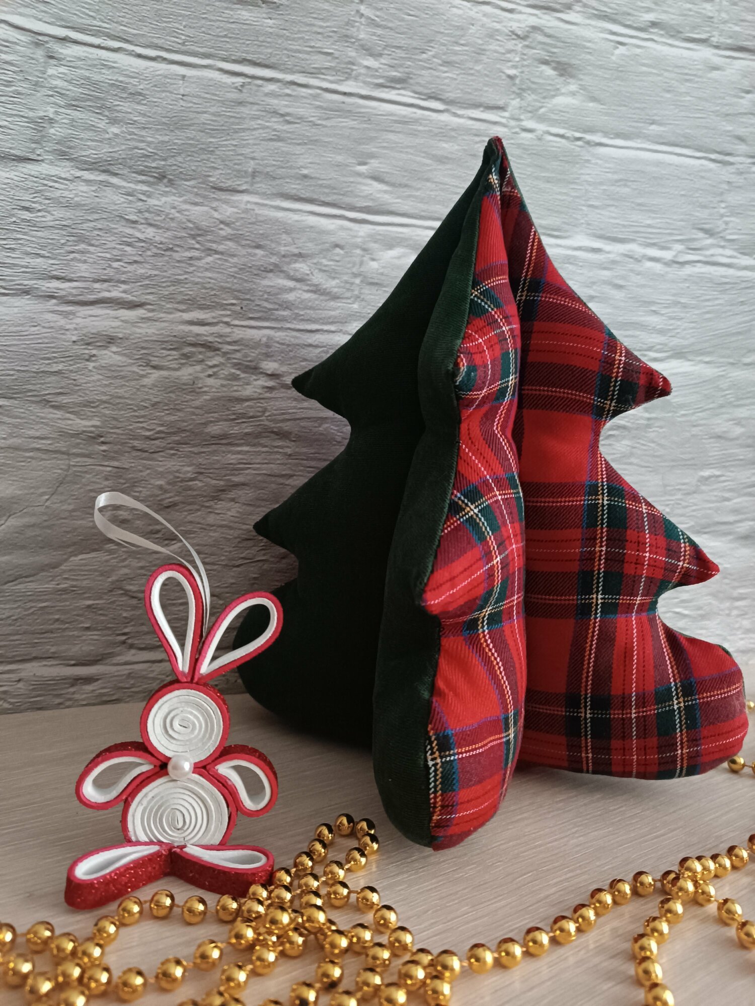 Настольная ёлка, текстиль, 23см, темно-зеленая, с красной клеткой