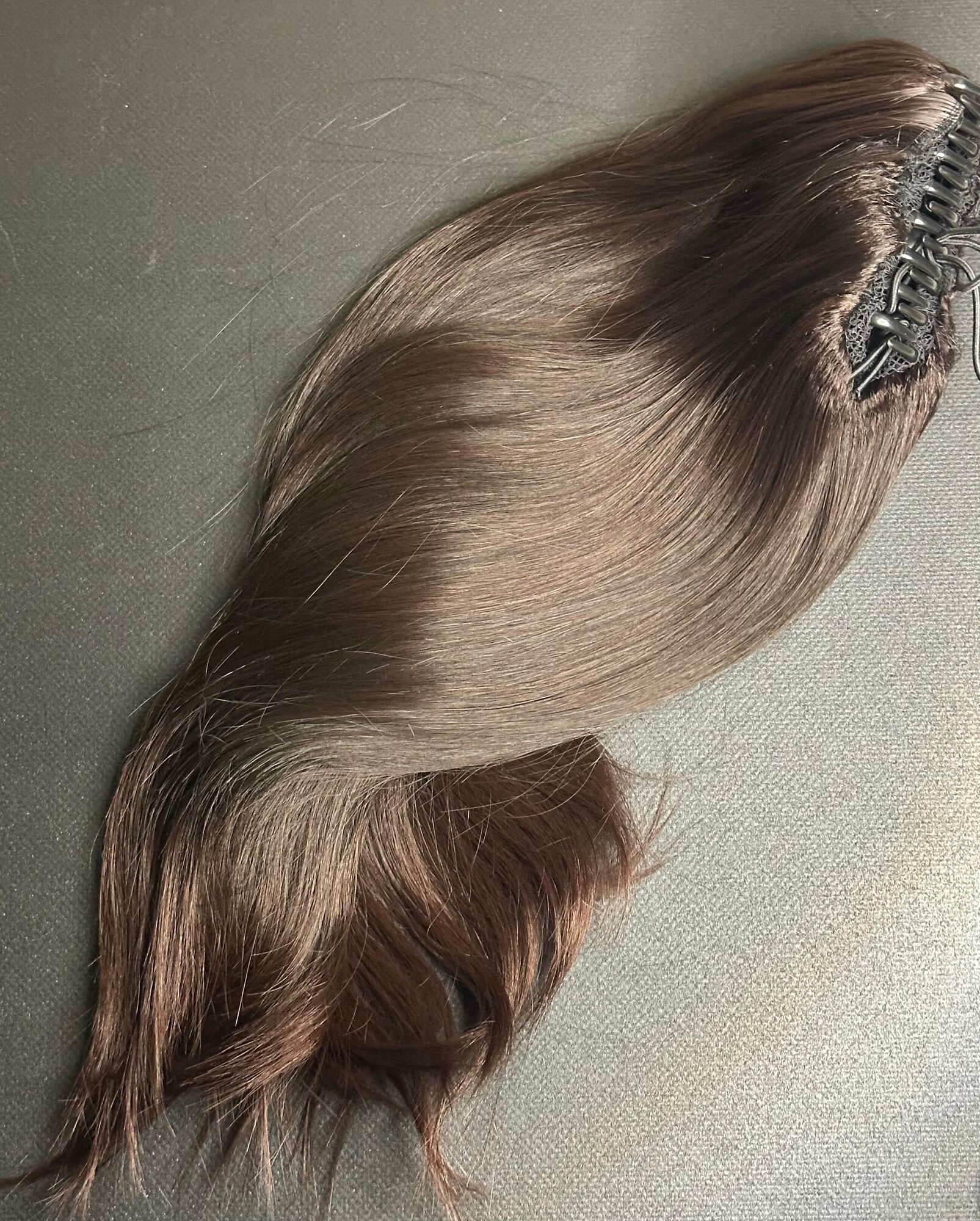 Шиньон хвост накладной прямой волос длиной 45 см на крабе. 190 гр. Цвет темно-коричневый