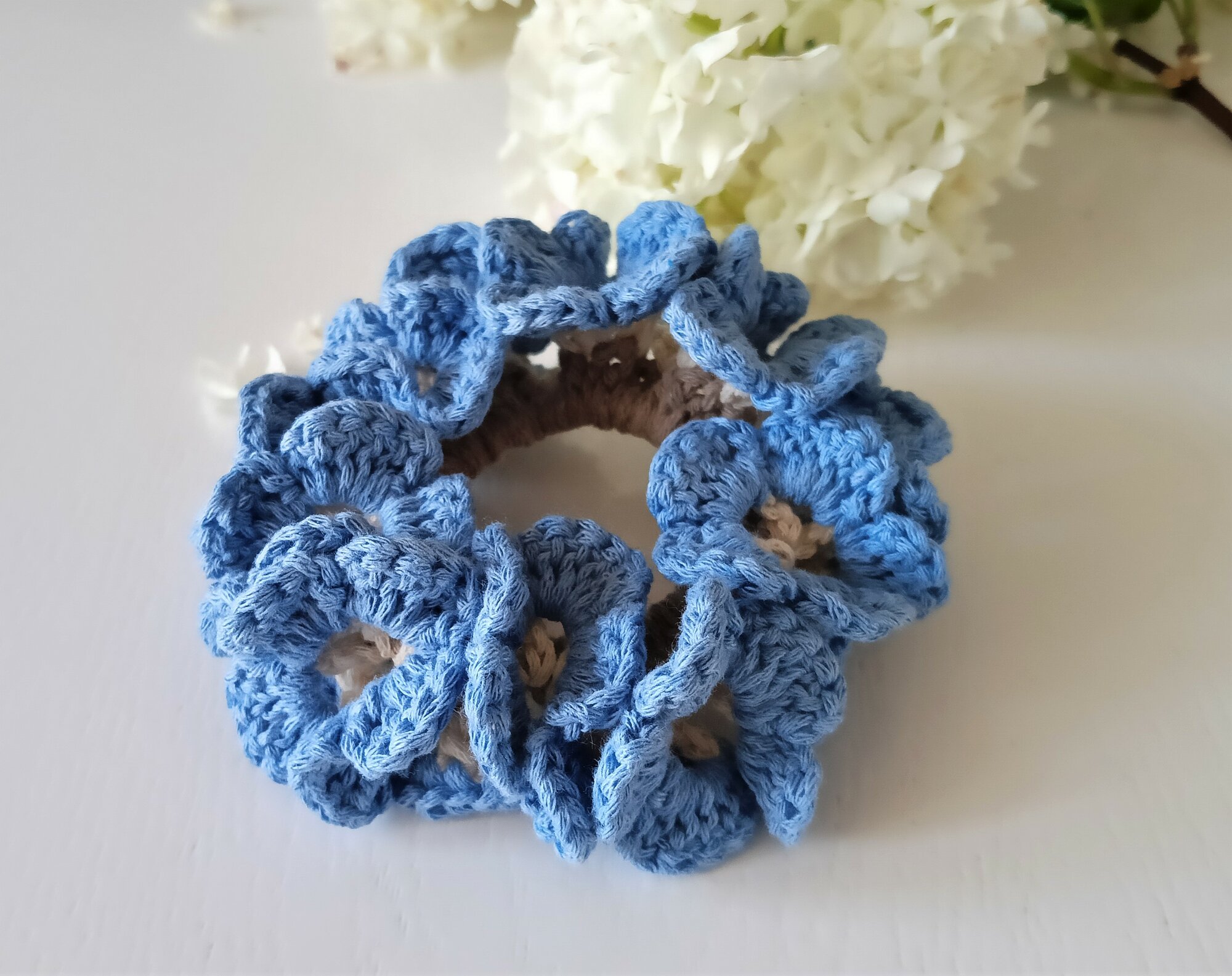 Резинка для волос вязаная 1 шт. Цветы голубые.