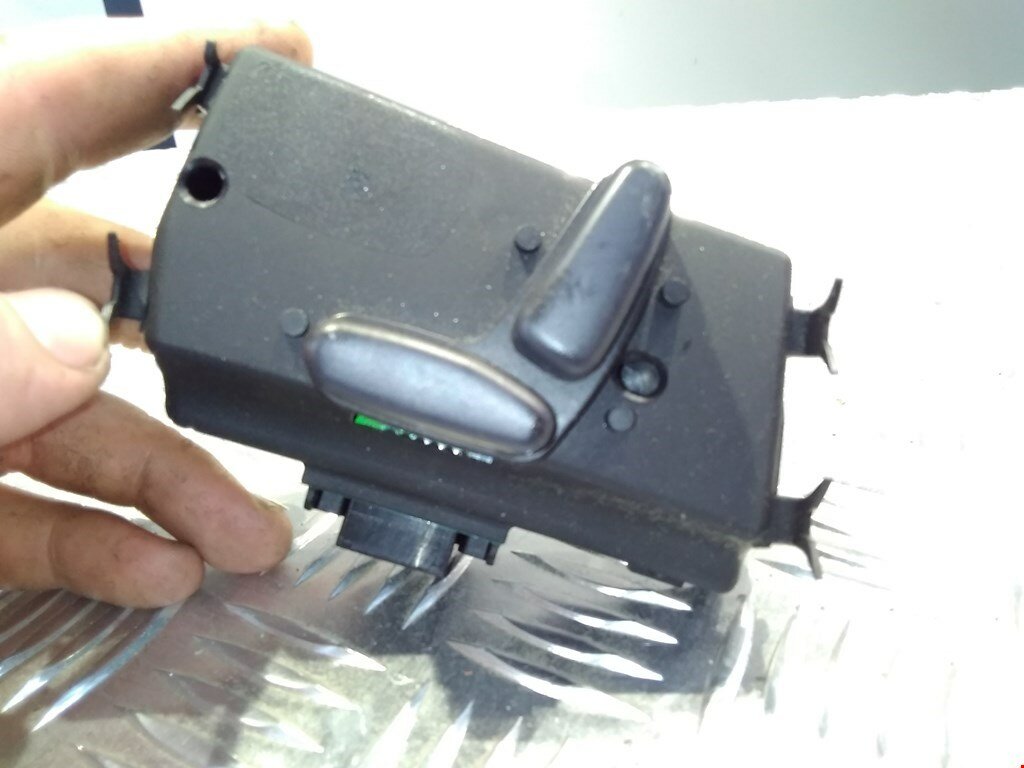 Кнопка регулировки сидения Chrysler Pacifica 1 YD08XDVAD арт. 724439