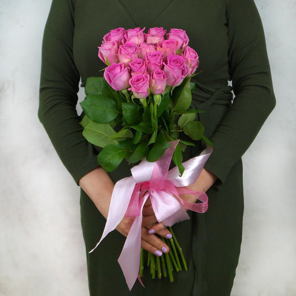 Букет живых цветов из 15 розовых роз с лентой 50см от Букет Маркет