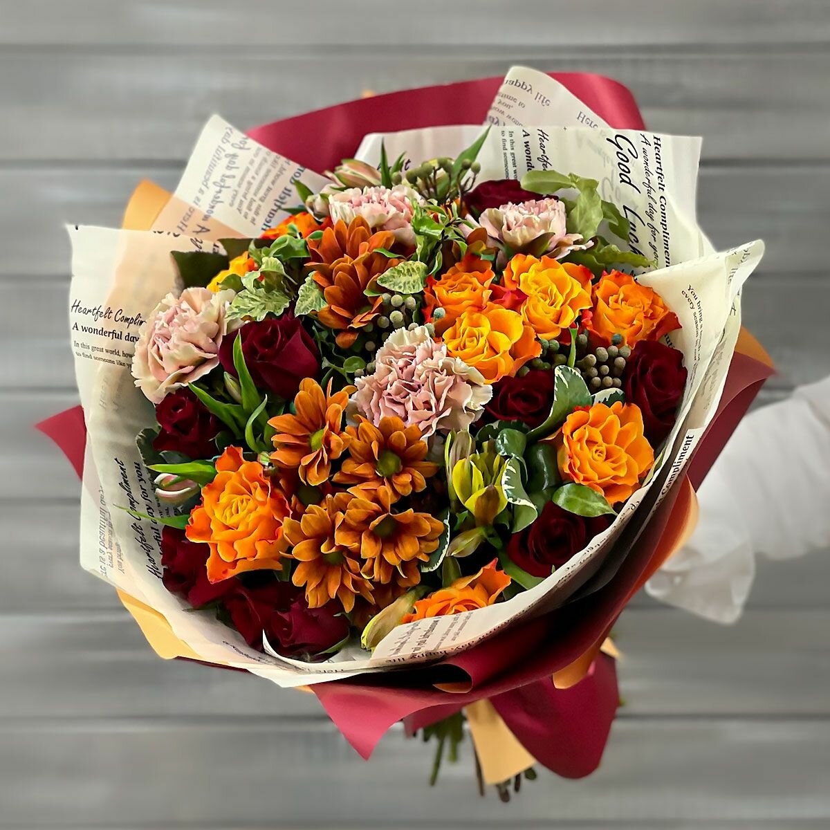 Букет из живых цветов роз, гвоздик и кустовых хризантем