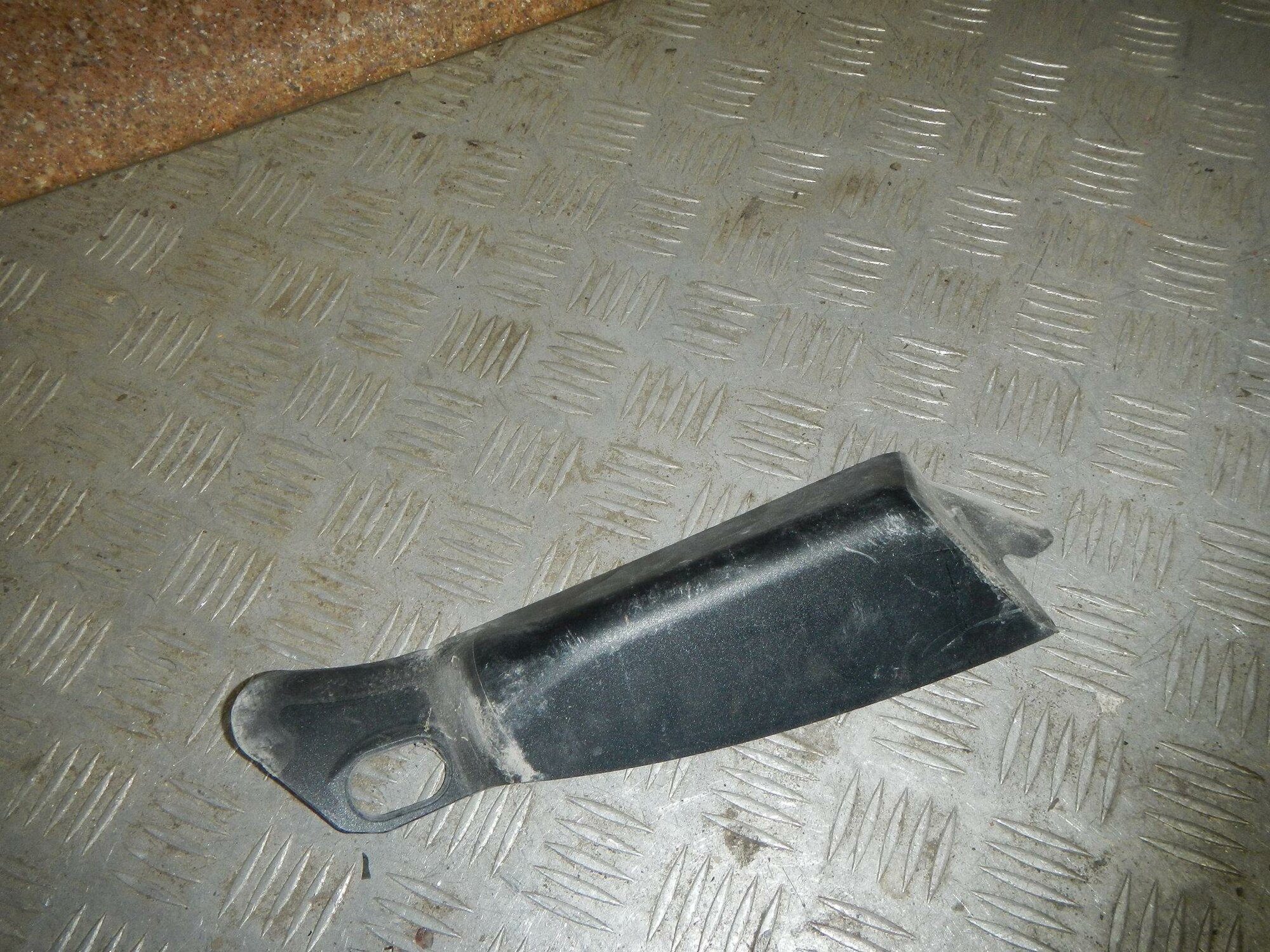 Б/У Накладка (кузов внутри), Audi (Ауди)-A8 (D4) (11-18) AUDI A8 (D4) (11-18) правого фонаря Царапины. 502771 VAG арт. 4H...