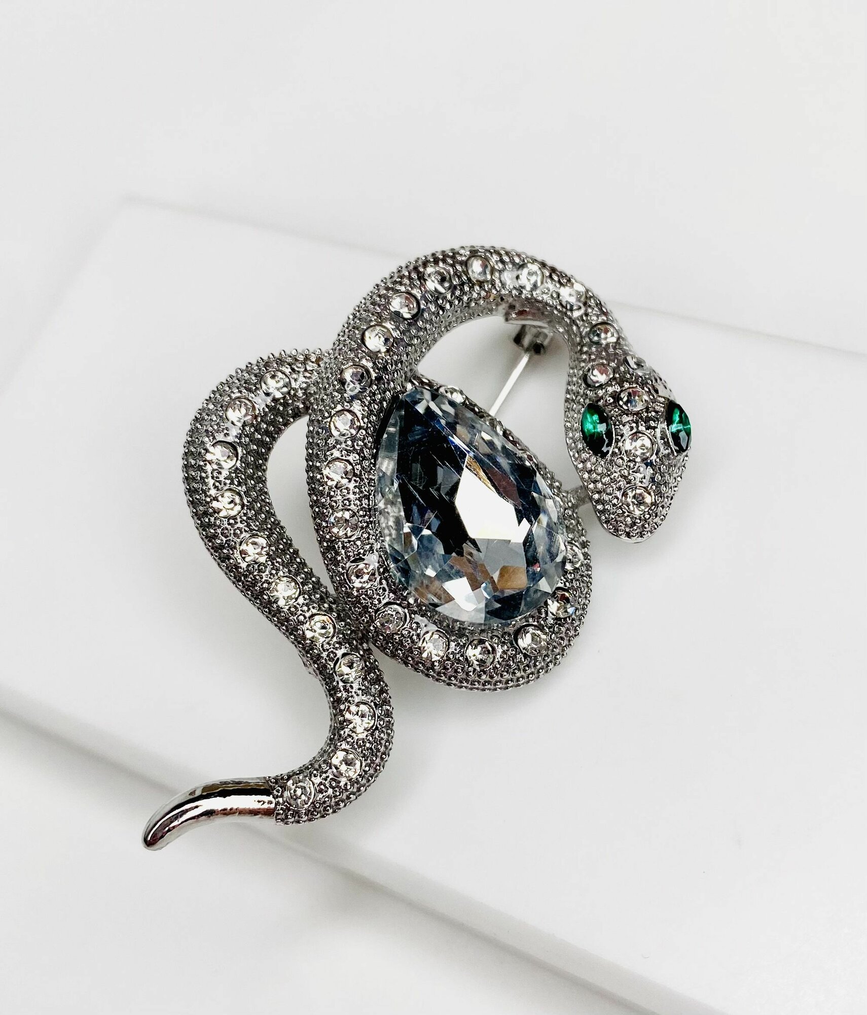 Брошь, стразы, искусственный камень